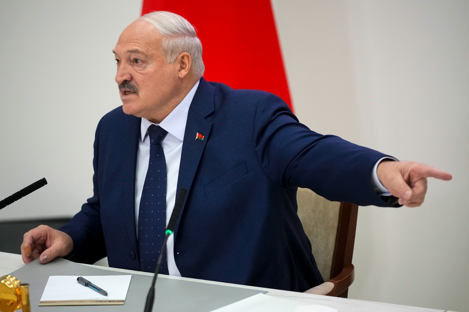 El dictador Alexandr Lukashenko logra reelegirse