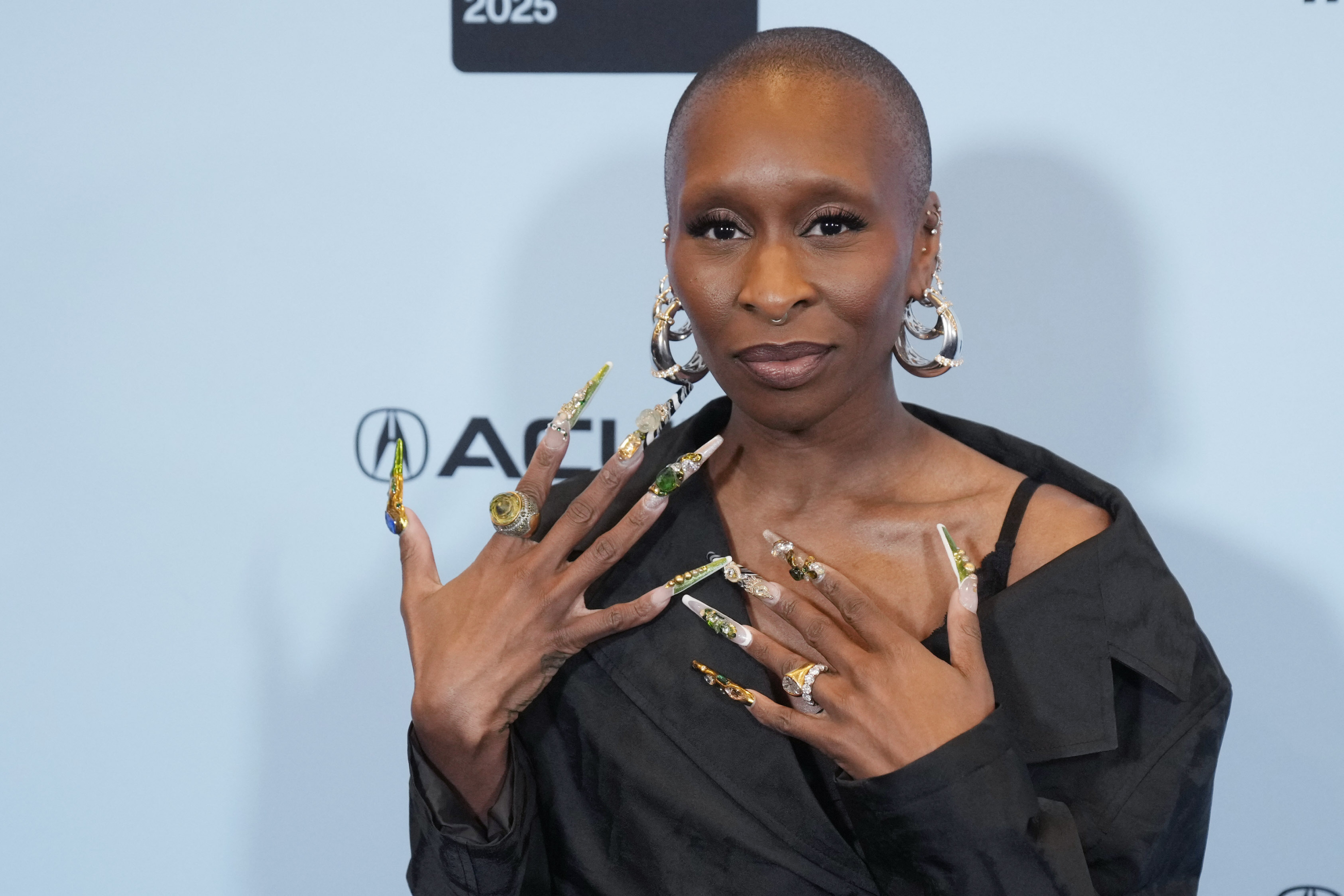 En los Grammy 2025 actuarán Cynthia Erivo, Chris Martin y Stevie Wonder