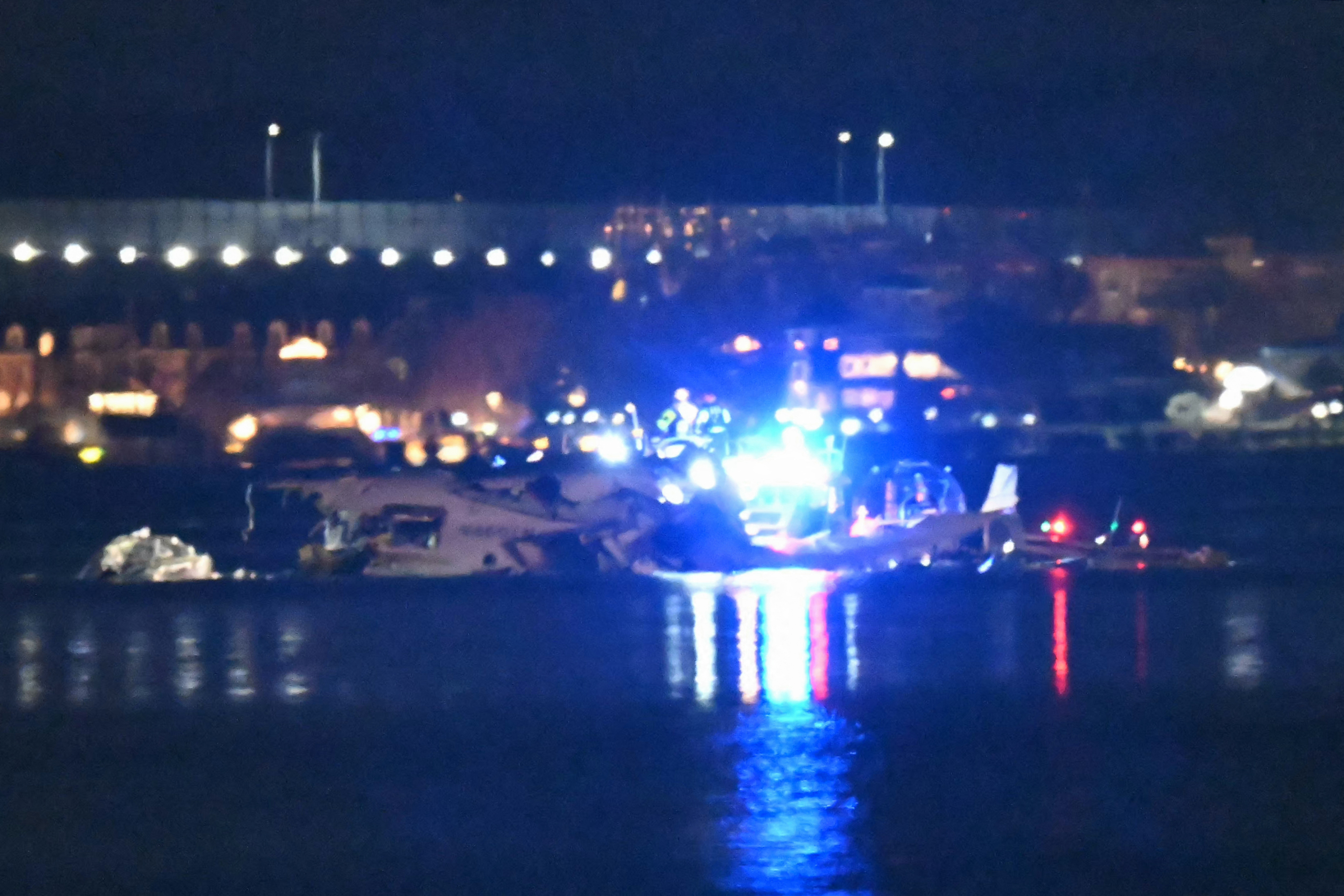 Recuperan 28 cuerpos en el río Potomac del accidente aéreo en Washington