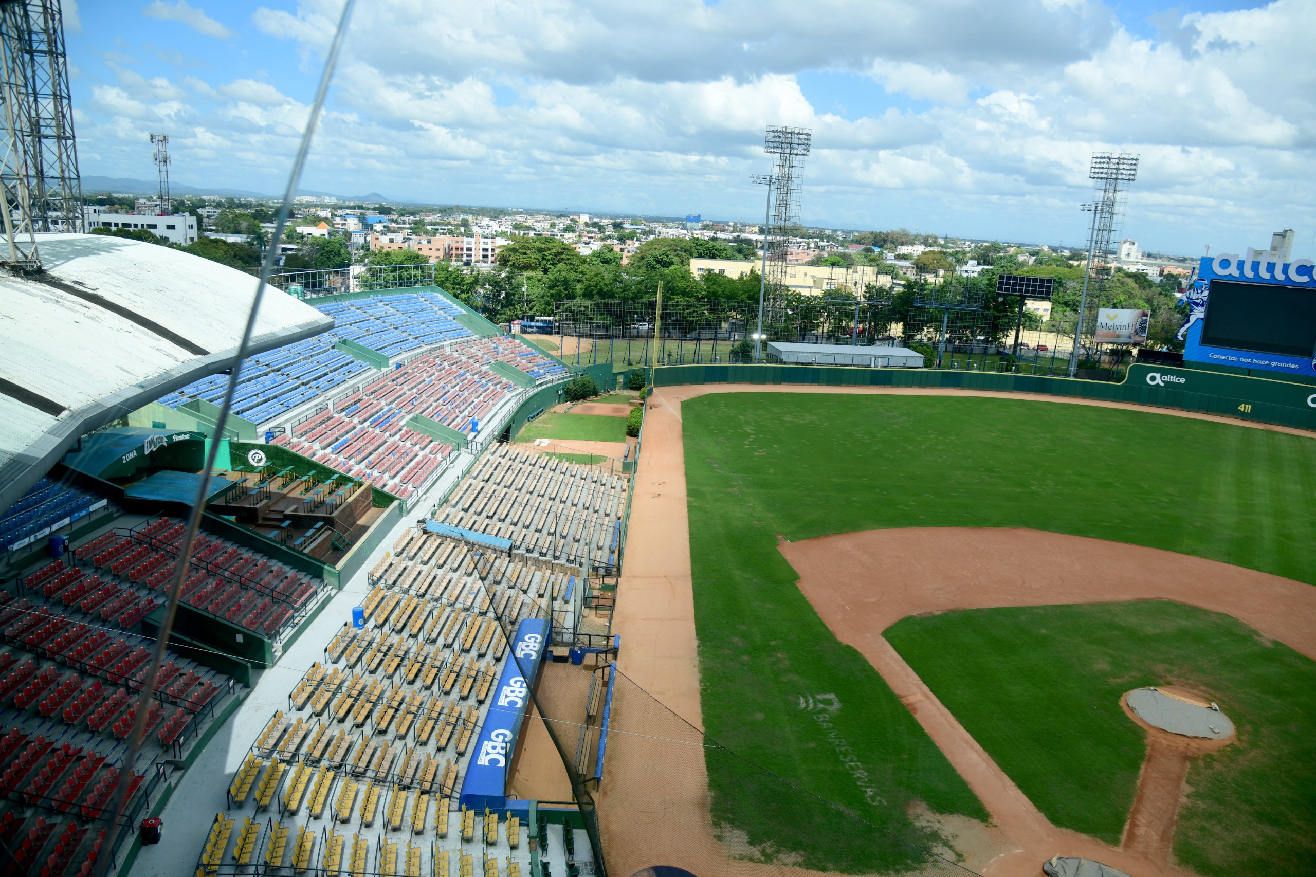 NOTICIAS TONY SOSA: Sigue controversia por uso suelo en estadio Quisqueya