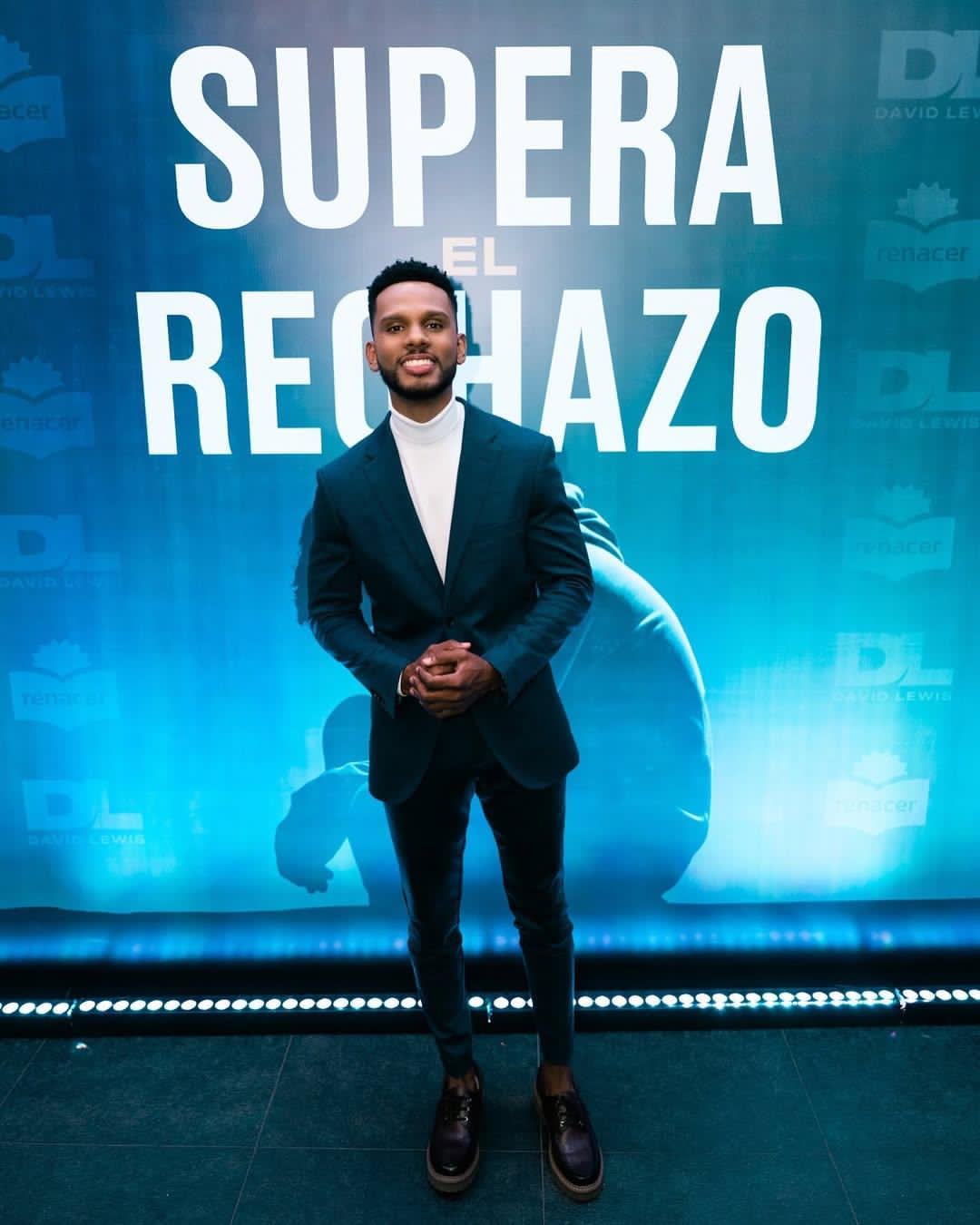 El cantante David Lewis "Supera el rechazo" y publica libro