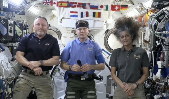 Nave Crew Dragon llega a la Estación Espacial Internacional para relevar a los astronautas varados