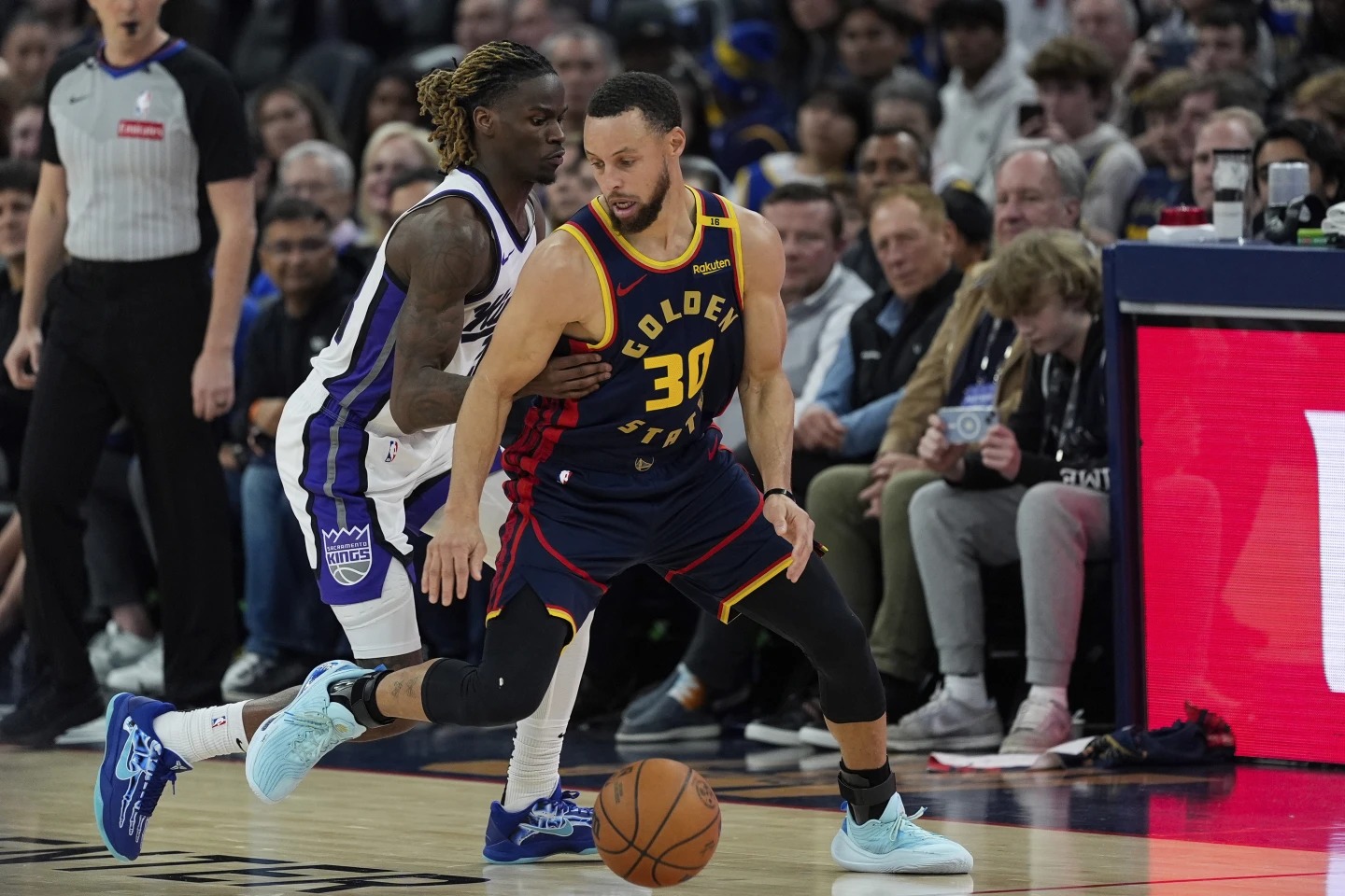 Stephen Curry alcanza los 4.000 triples en su carrera