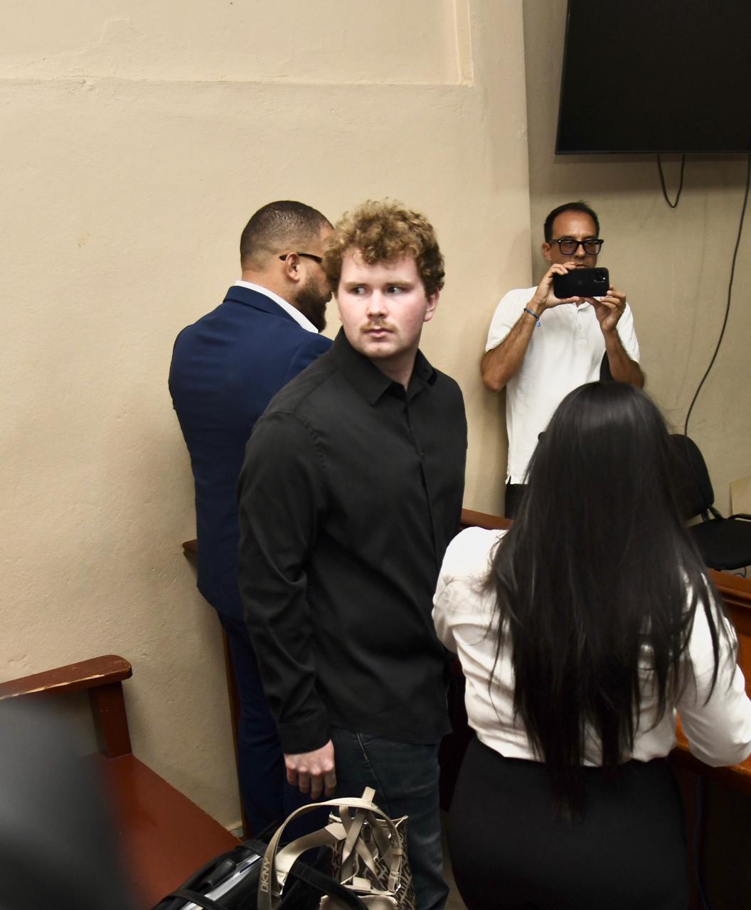 La llegada en fotos de Joshua Riibe al tribunal de Higüey, investigado ...