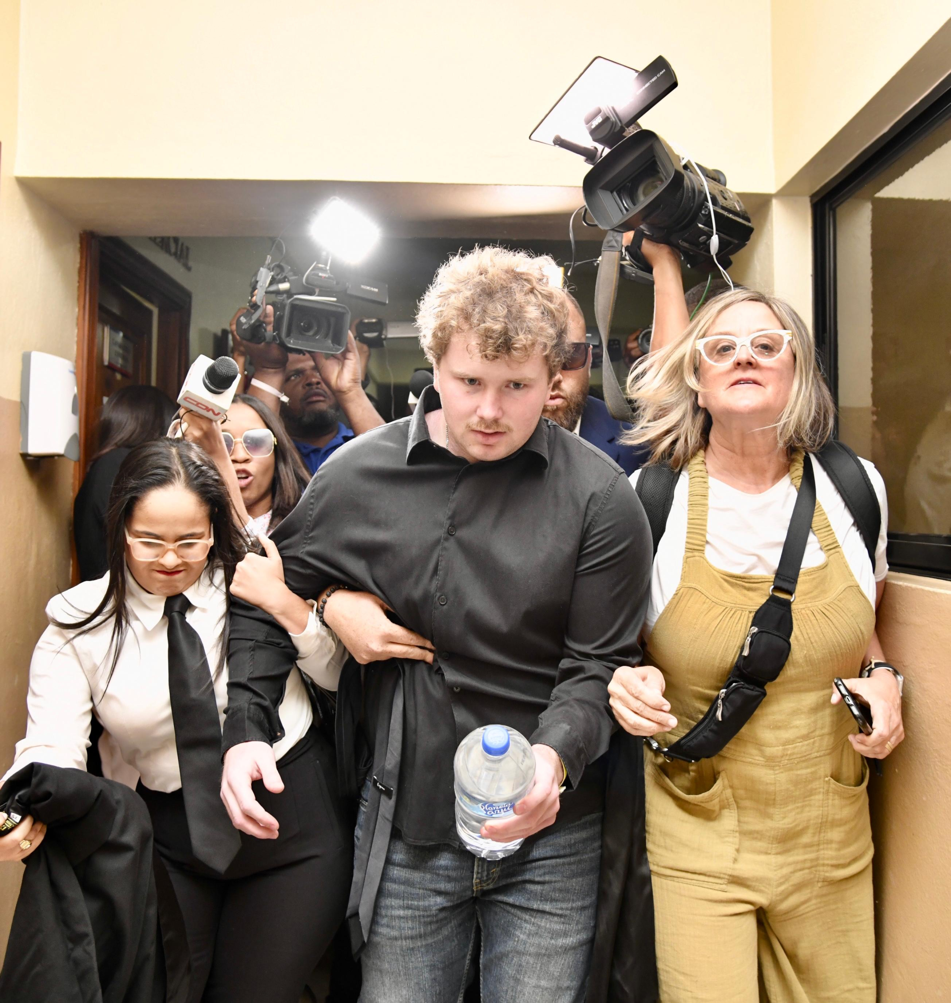 Joshua Steven Riibe solicitó un duplicado de pasaporte a Embajada para ...