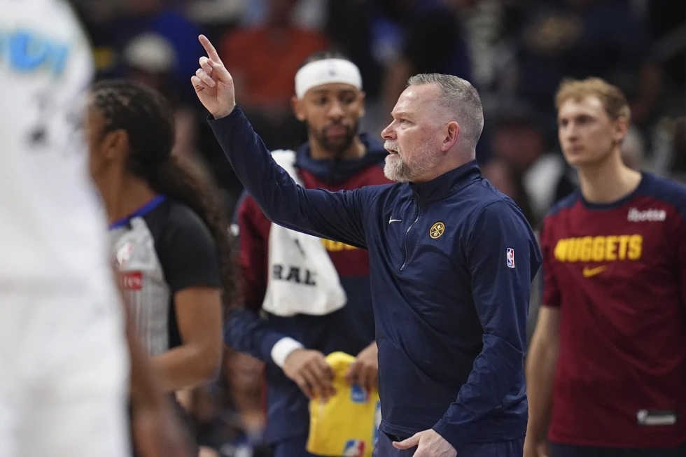 Nuggets de Denver despiden al entrenador Michael Malone y destituyen al gerente general Calvin Booth