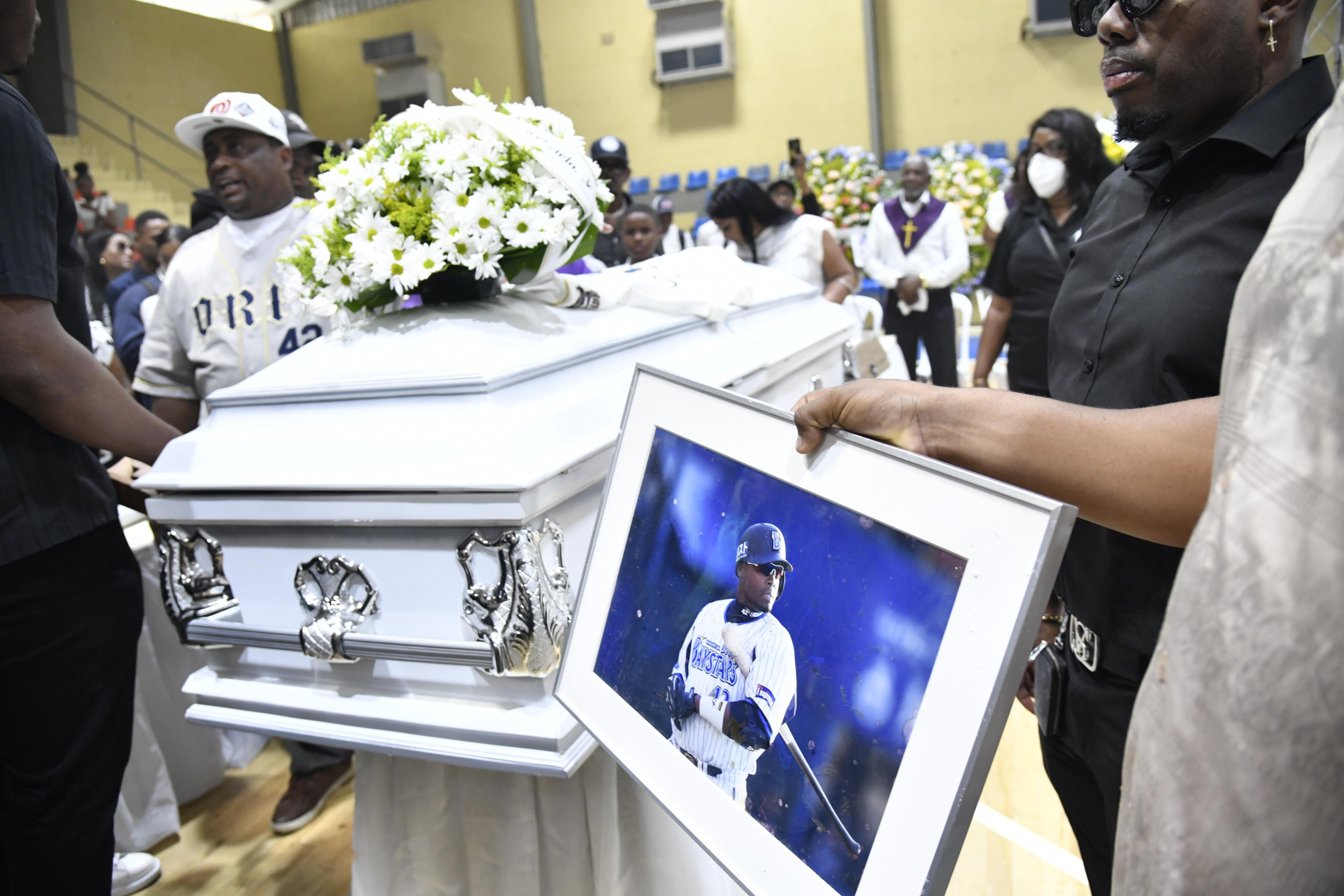 Padres de esposa del expelotero Tony Blanco se querellan contra Jet Set ...