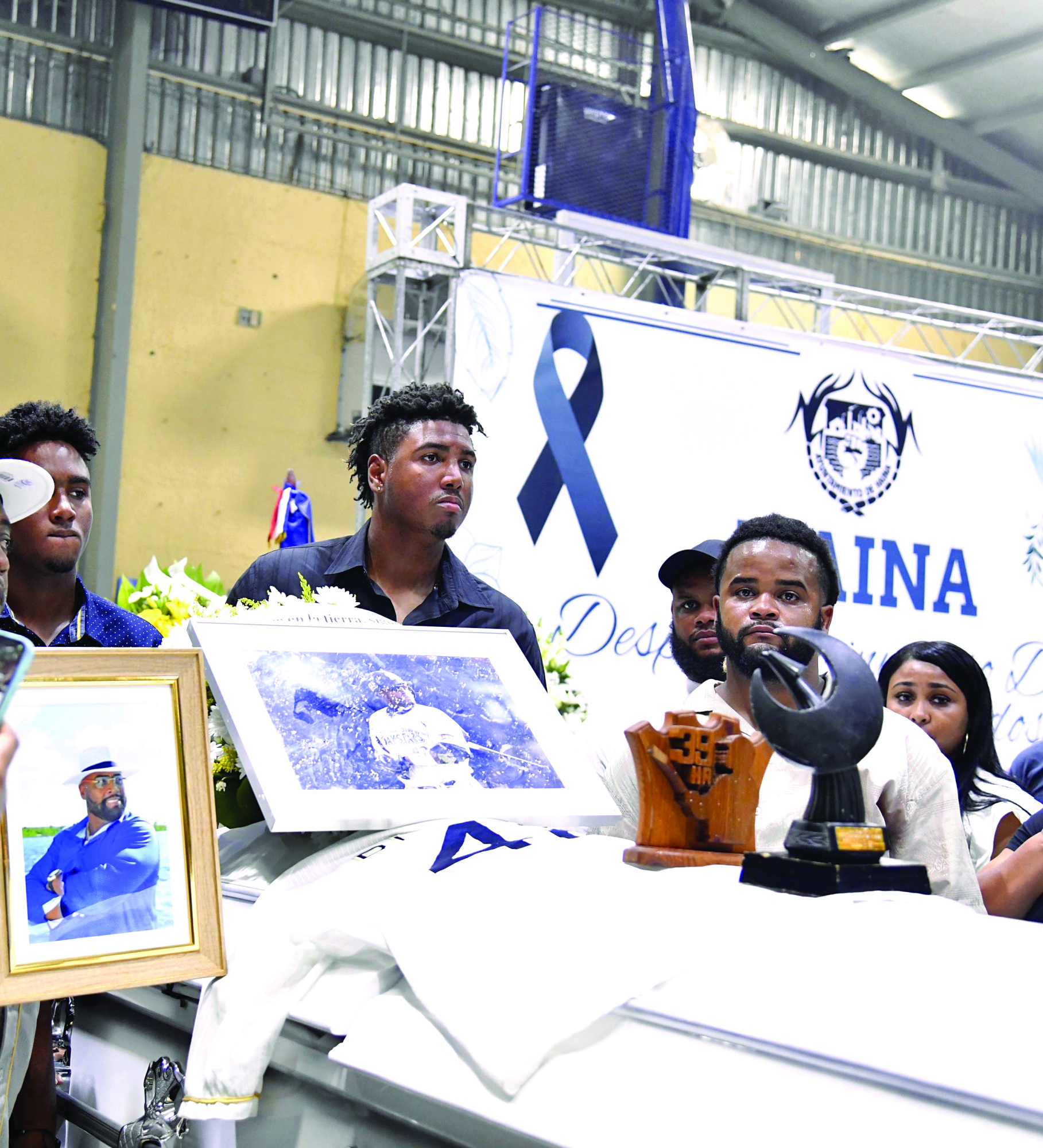 Padres de esposa del expelotero Tony Blanco se querellan contra Jet Set ...