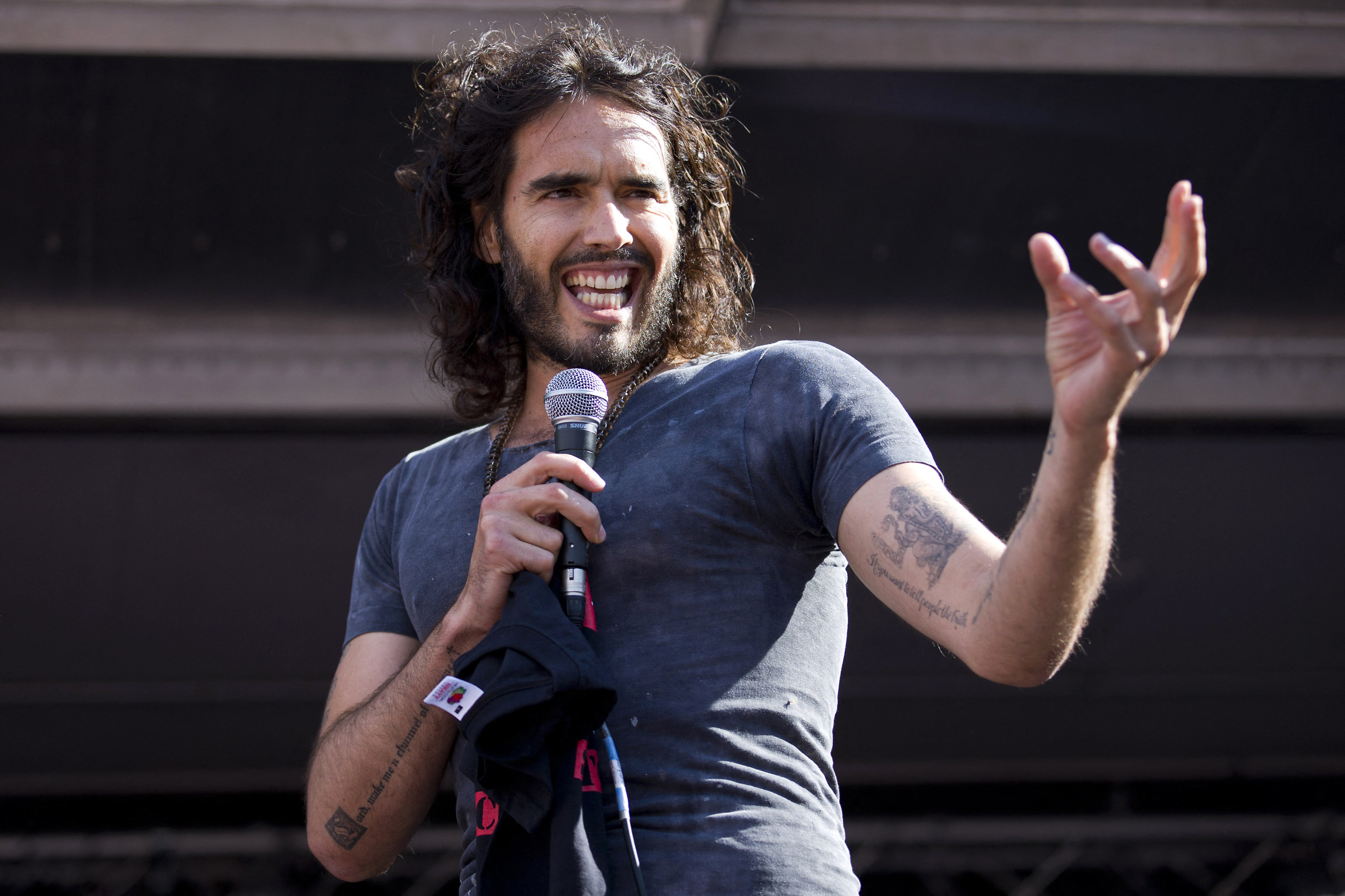 Russell Brand, humorista y actor británico, niega acusaciones de violación