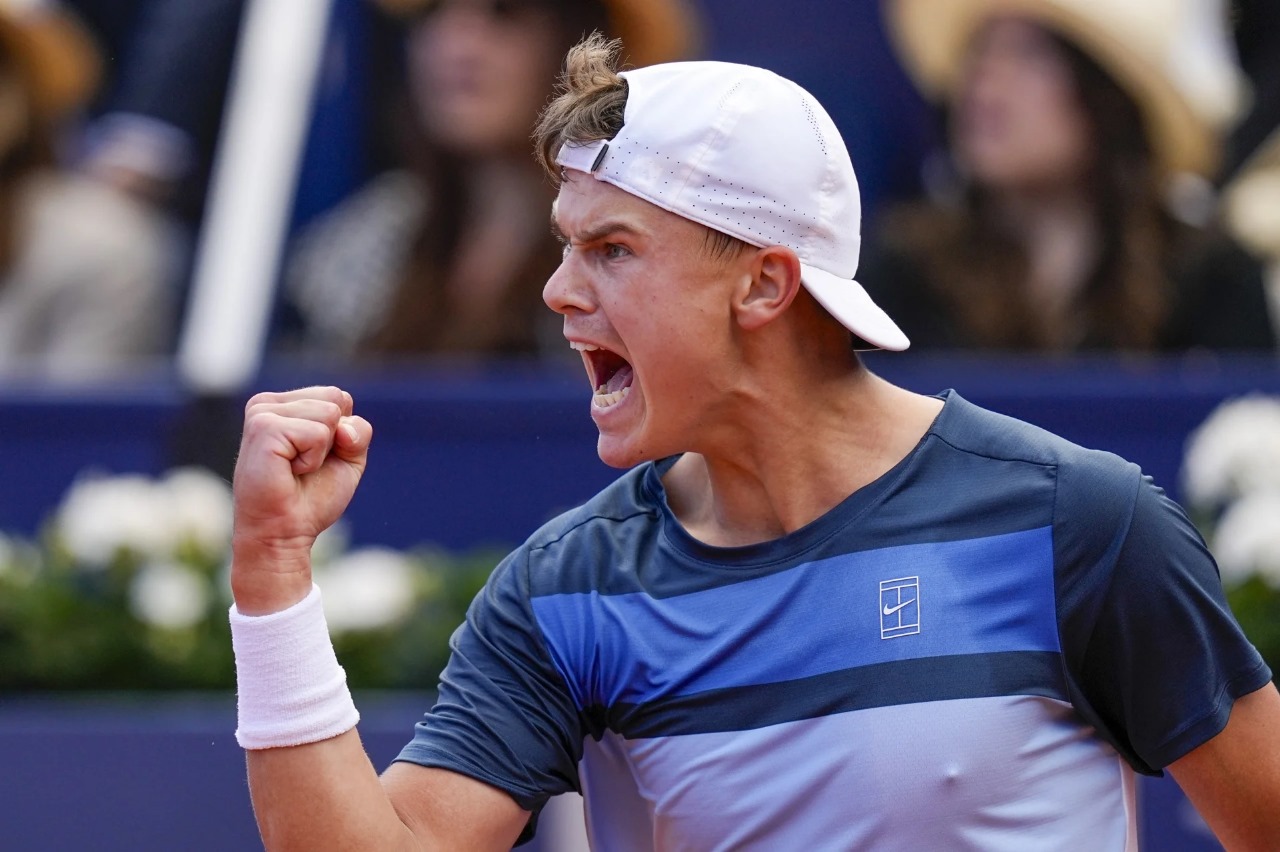 Rune se exhibe ante Alcaraz y se corona por primera vez en Barcelona