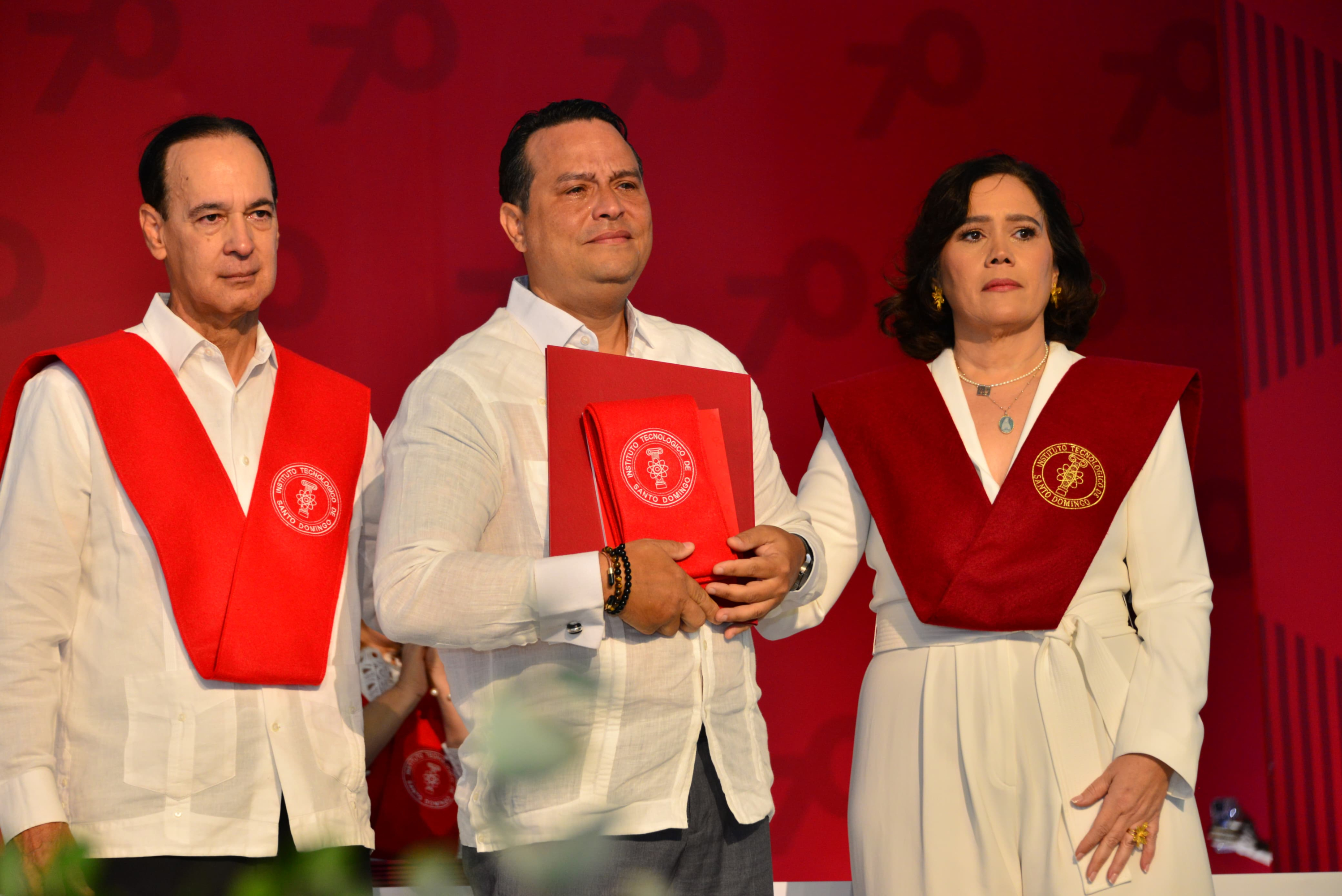 Intec entrega a los padres de Aida Nicole Reyes, fallecida en accidente ...