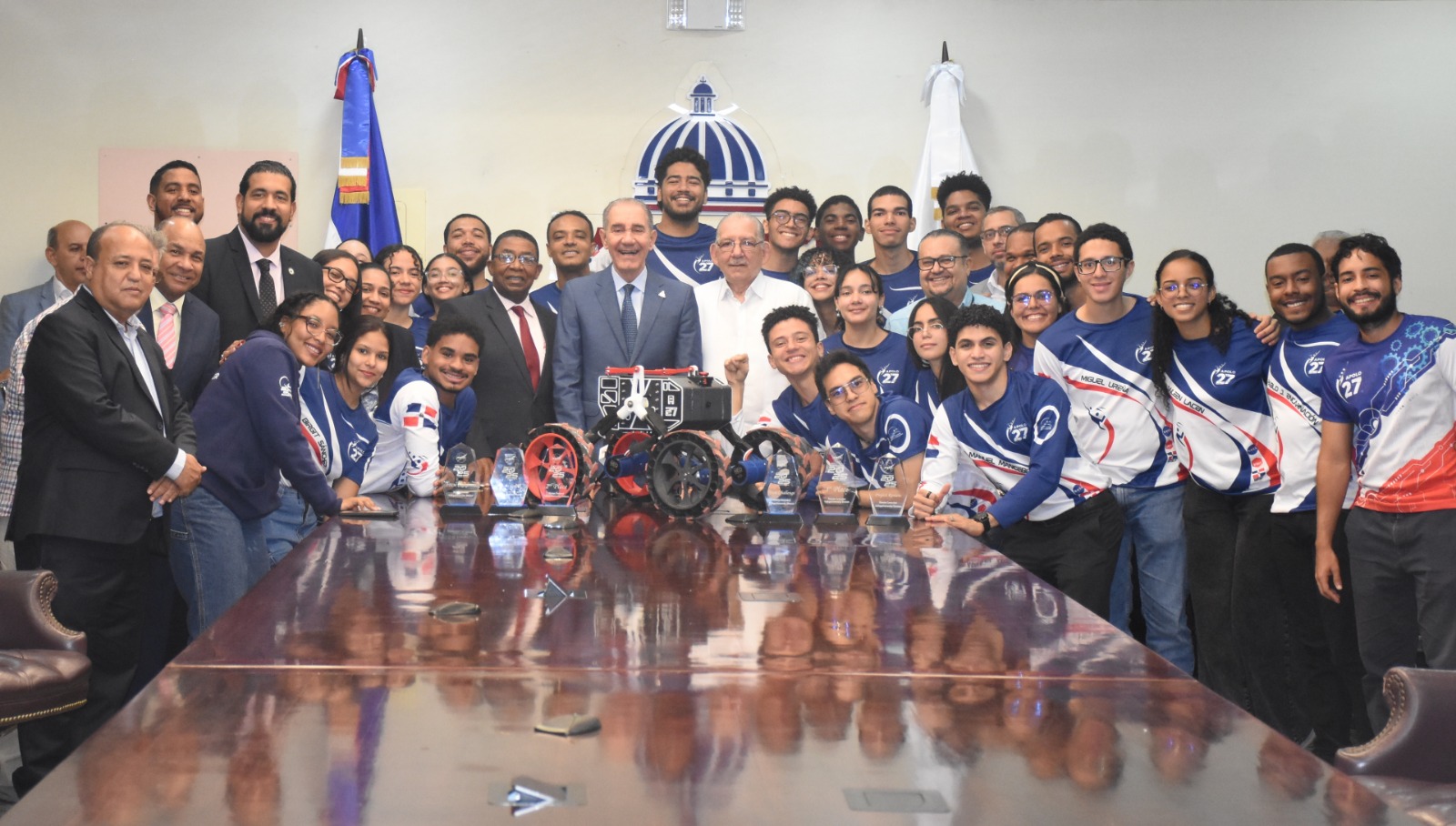 Mescyt dará becas al equipo Apolo 27 tras ganar seis premios en desafío ...