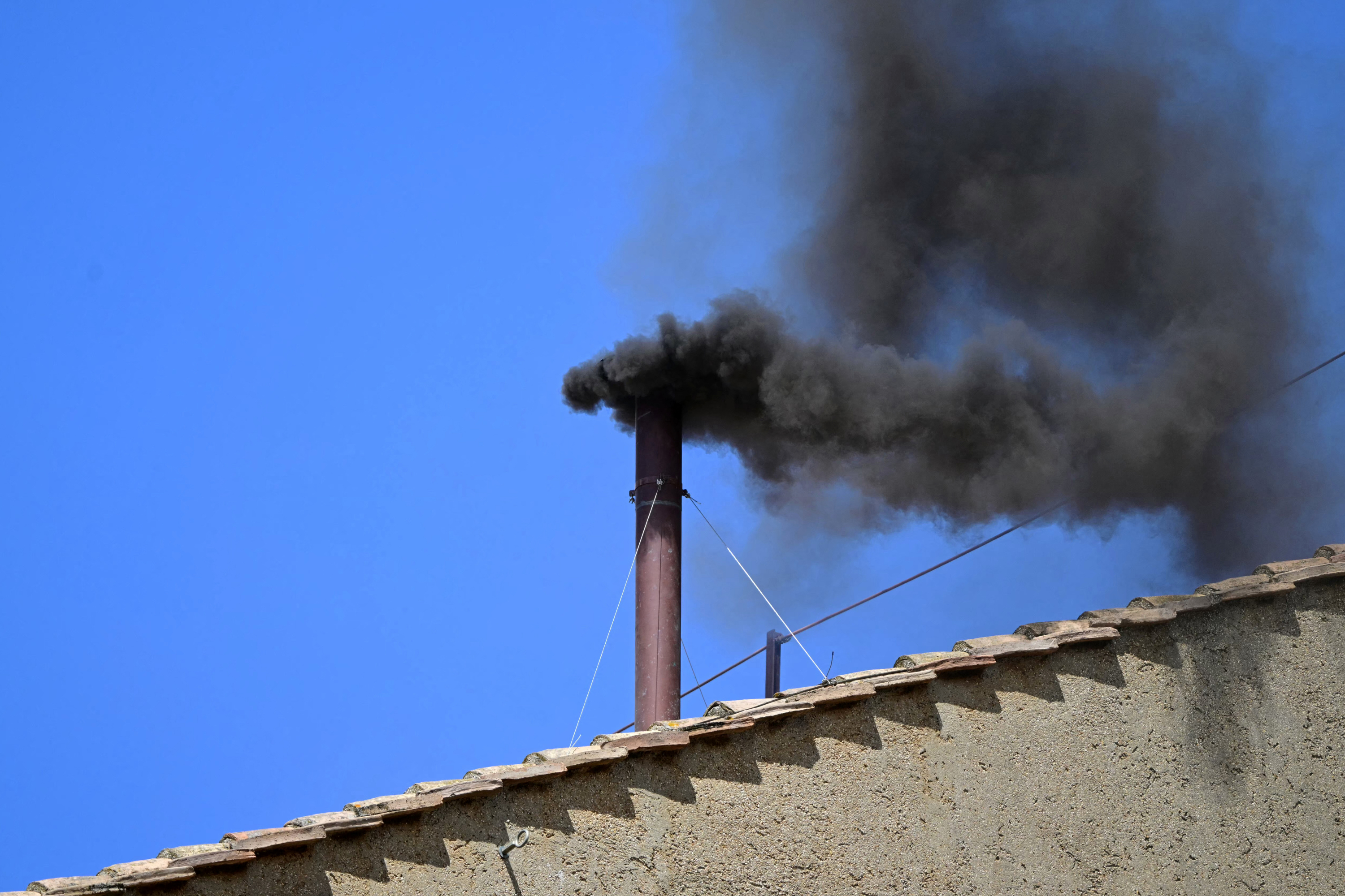 Todavía no hay papa: segunda fumata sale con humo negro desde la ...