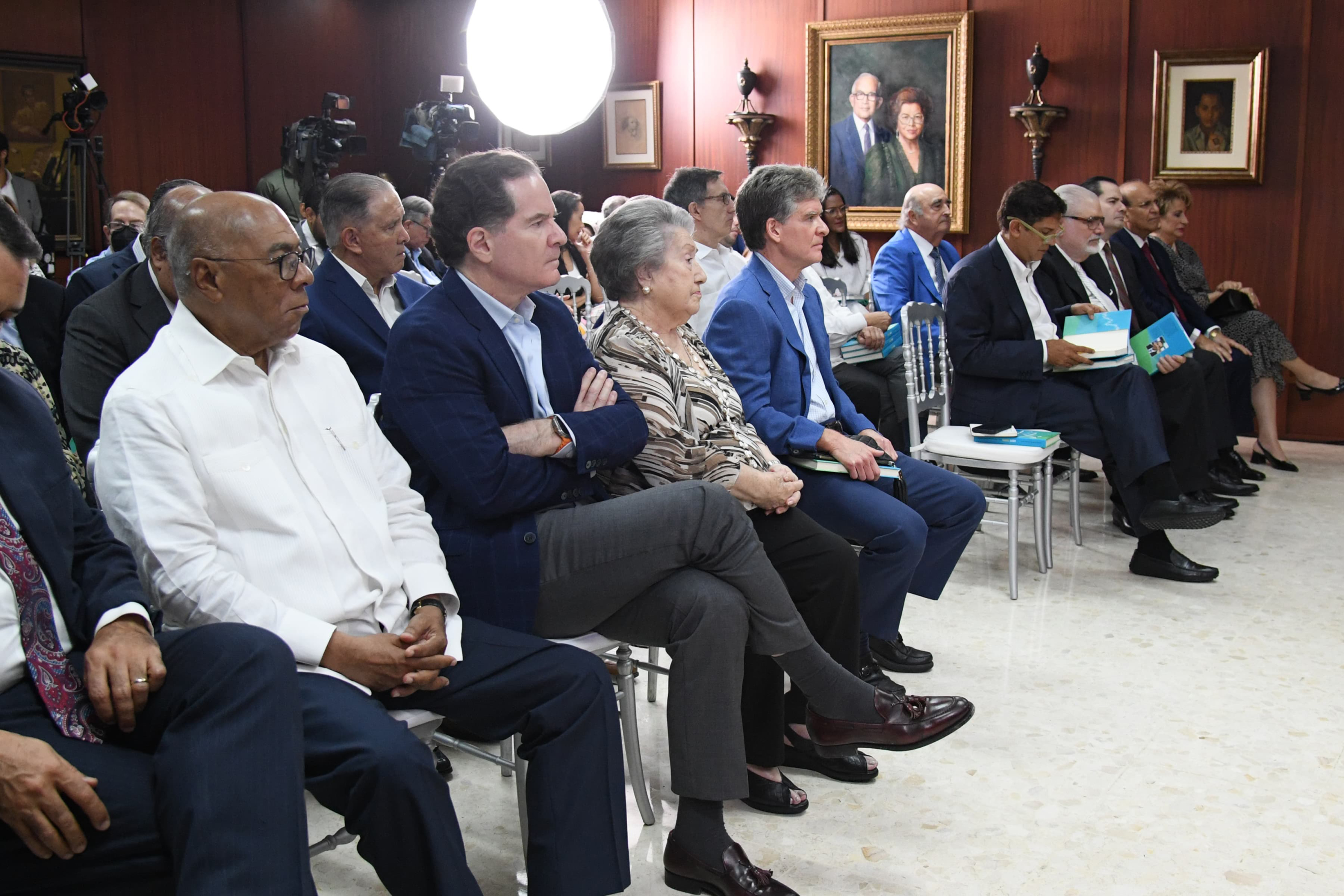 Ponen en circulación obra del empresario Rolando Espinal