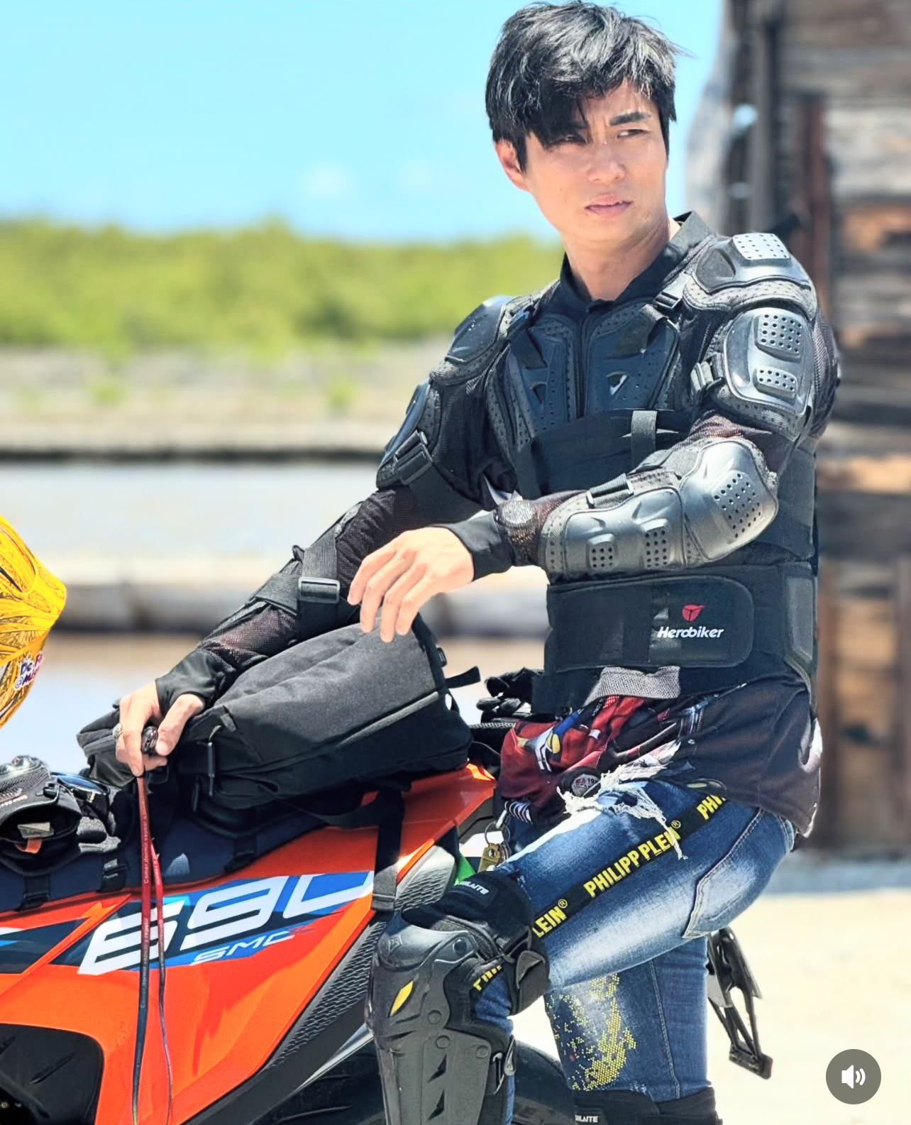 Mr. Chino estudiaba estomatología antes de empezar en la música como Dj ...