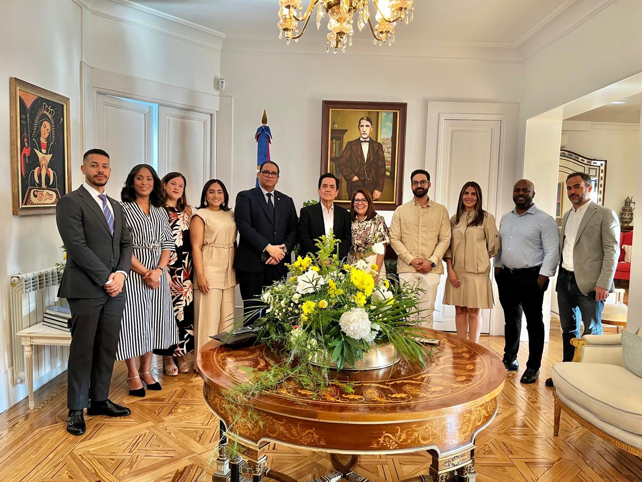 Embajador en España Tony Raful comparte con escritores dominicanos