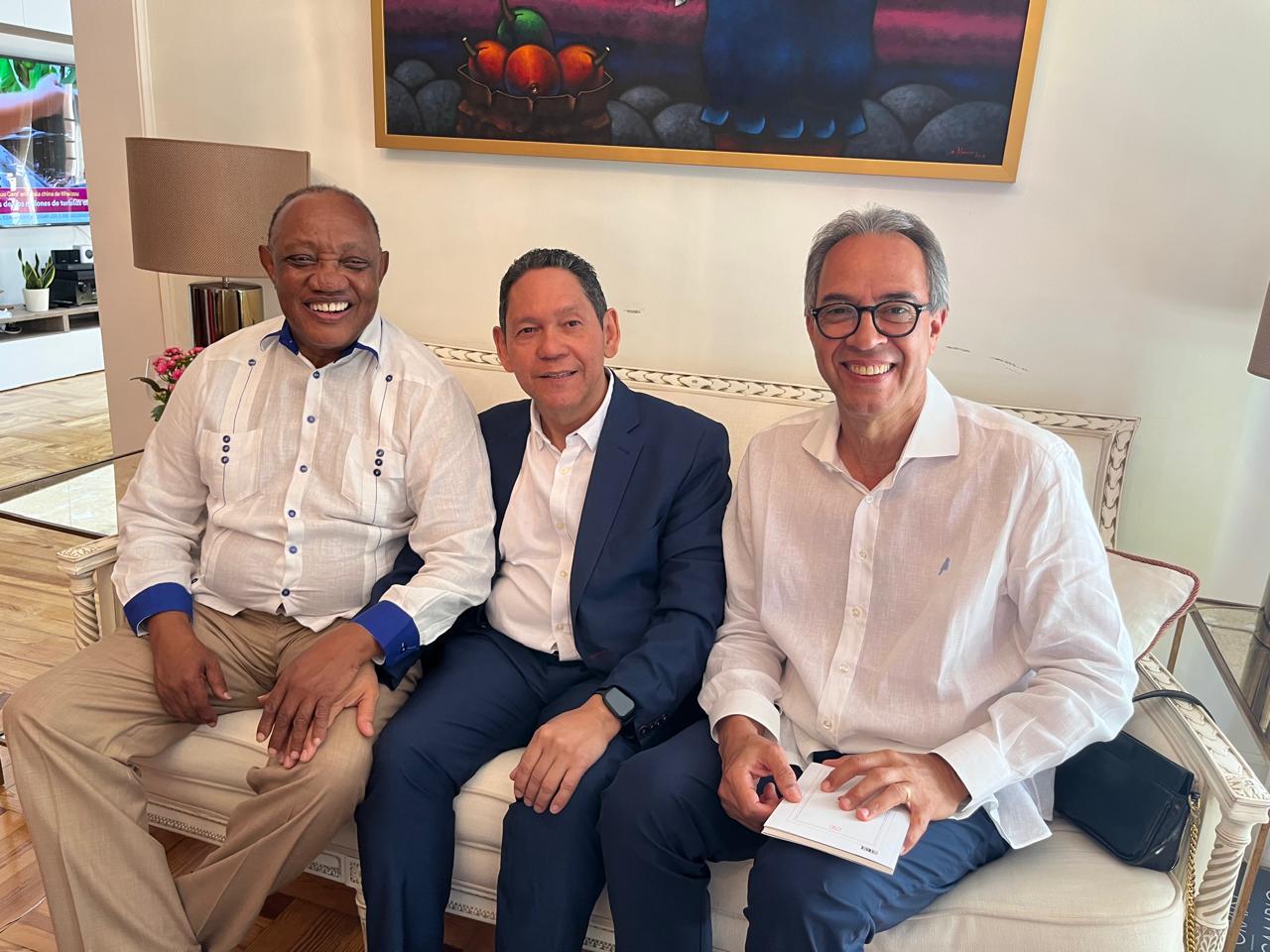 Embajador en España Tony Raful comparte con escritores dominicanos