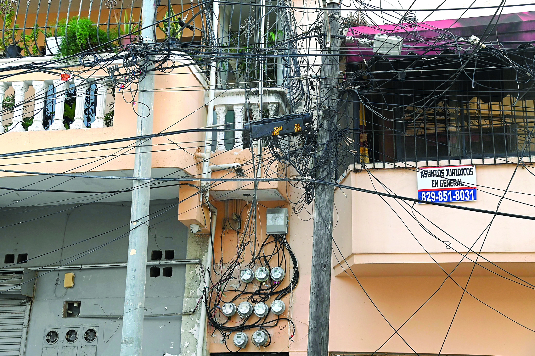 Preocupa el desorden del cableado en las calles