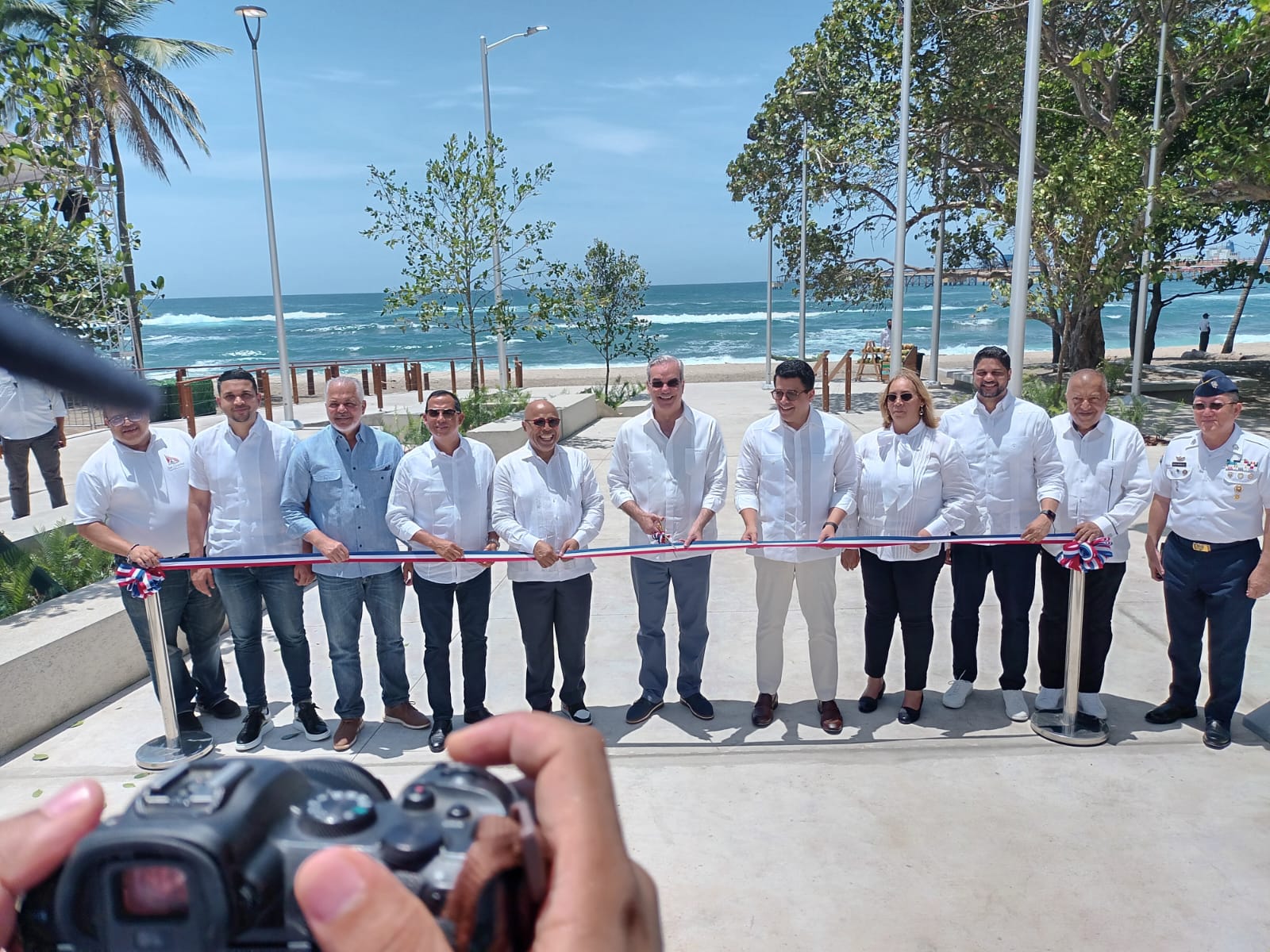 Abinader y David Collado encabezan inauguración del malecón de Haina