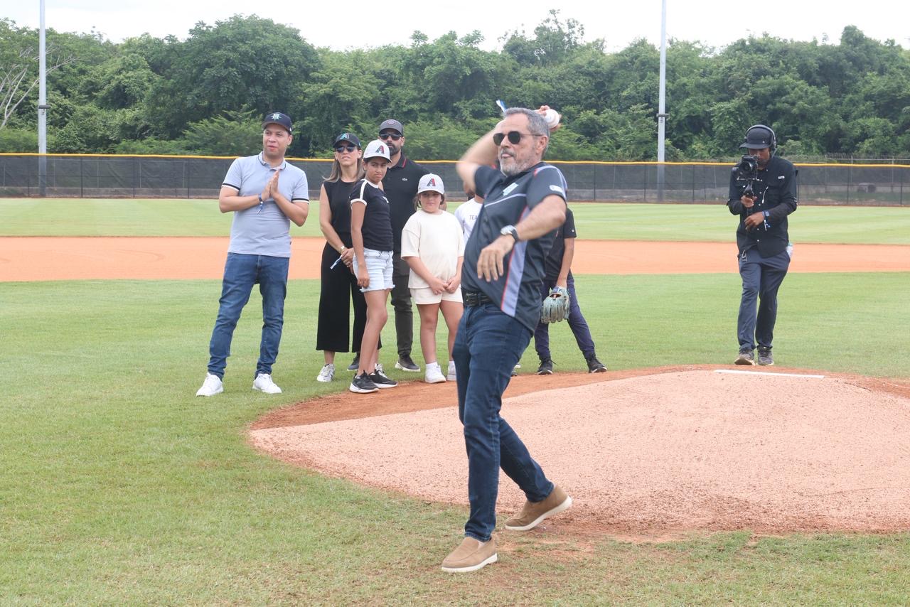 Junior Noboa lanza la primera bola en el Juego de Estrellas de la DSL