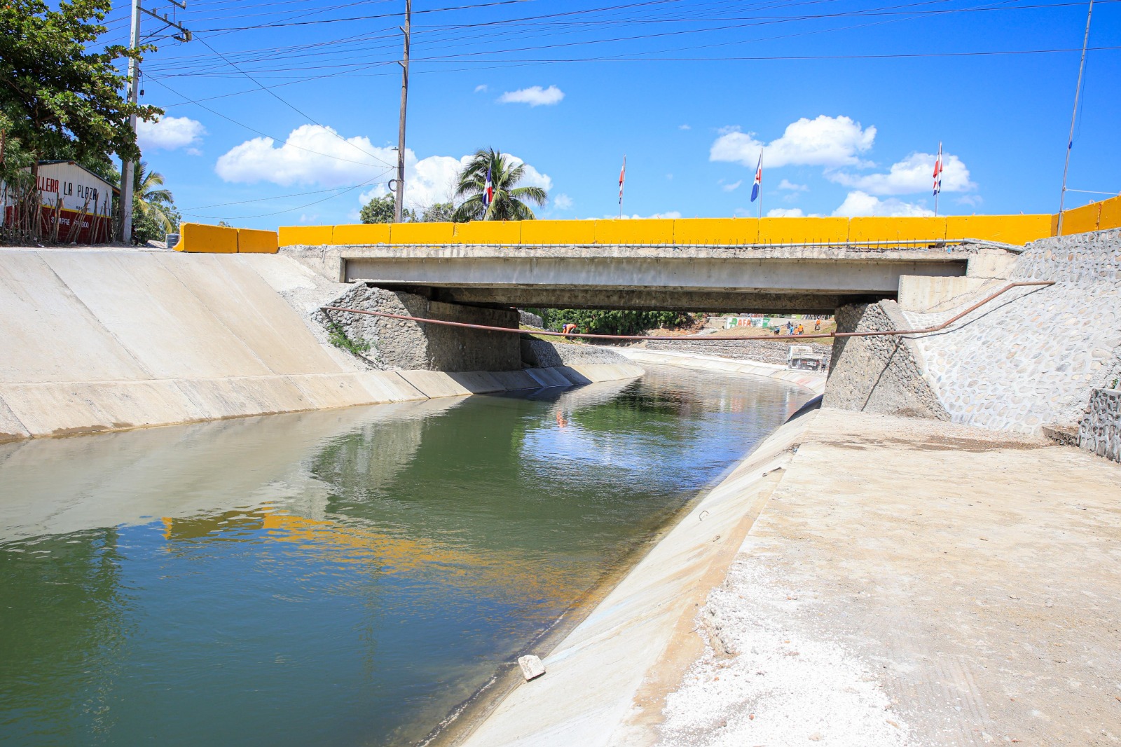 Gobierno entrega reconstruido canal de riego Ysura en Azua