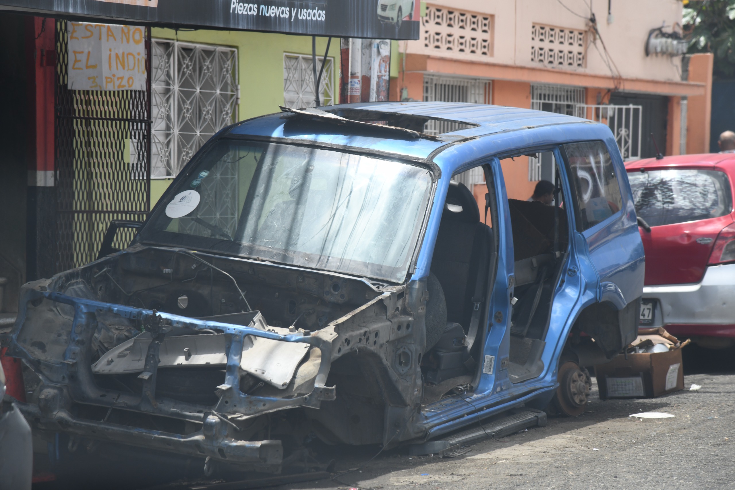 Chatarra de autos atrae plagas y caos en Cristo Rey