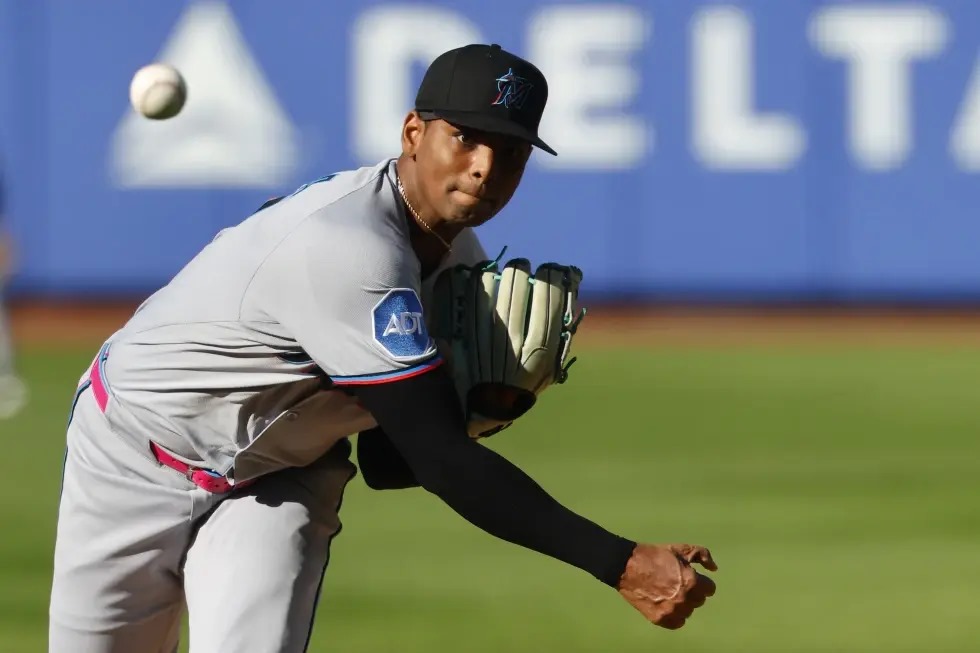 Los Marlins colocan a Edward Cabrera en lista de lesionados por 15 días