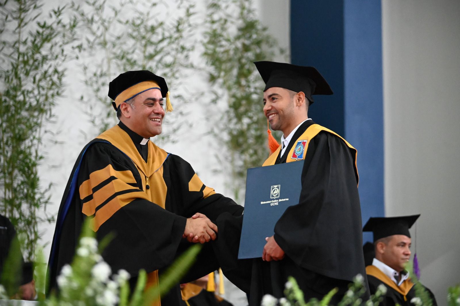 UCNE gradúa a 392 profesionales y supera los 22 mil egresados en su ...