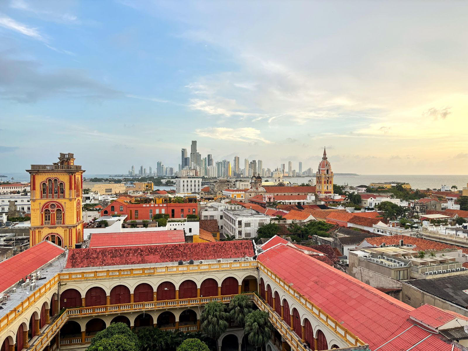 En Cartagena de Indias: Un edificio se eleva modernista entre estilos ...