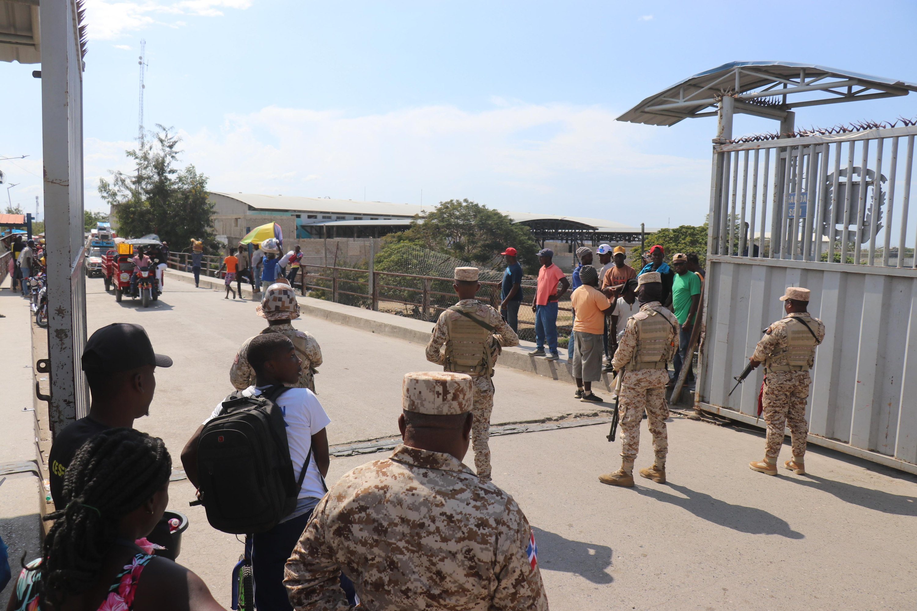 Haitianos en la frontera a favor y en contra de nueva fuerza ...