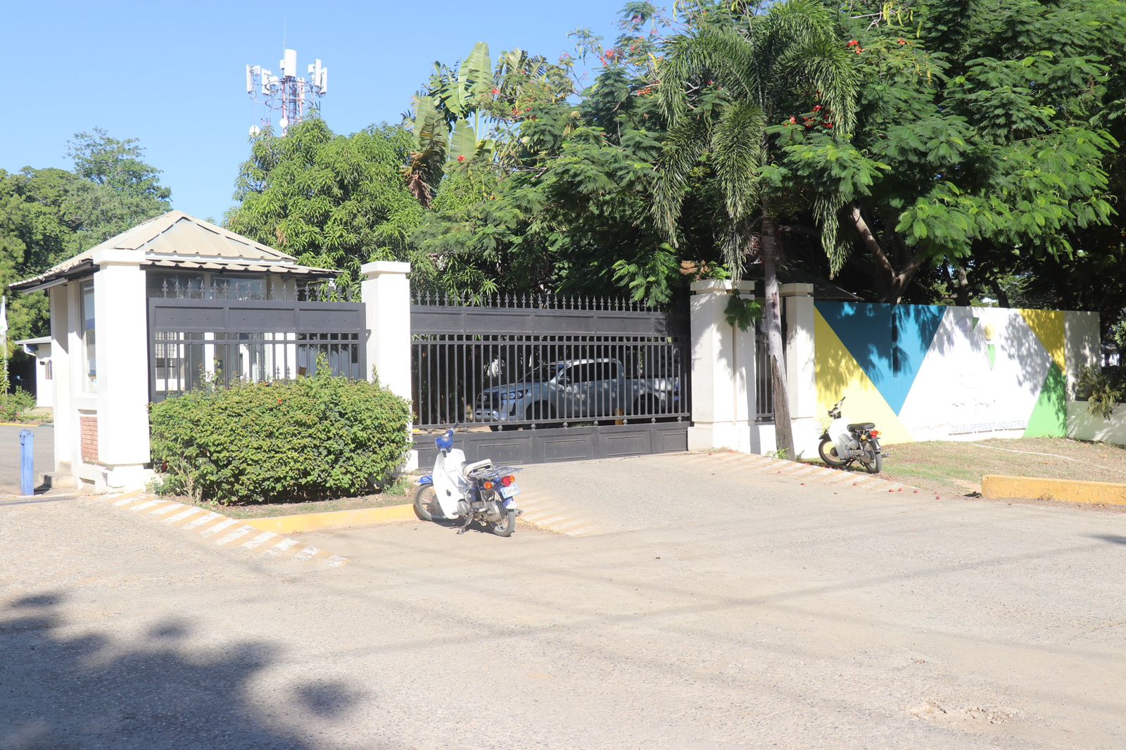 Ministro de Defensa se reúne con directivos de Codevi y supervisa verja ...