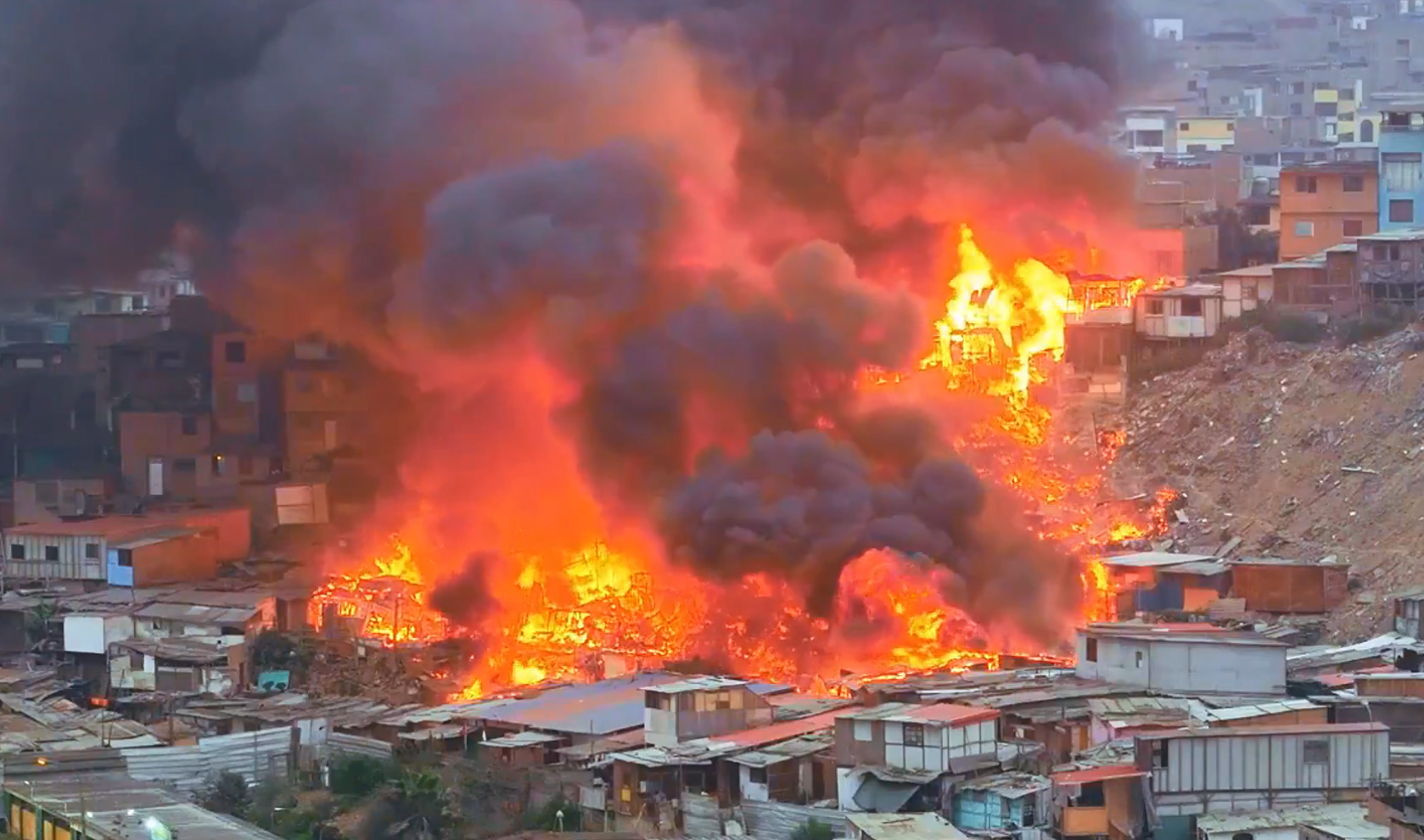 Voraz incendio en Lima, Perú, deja más de 200 afectados