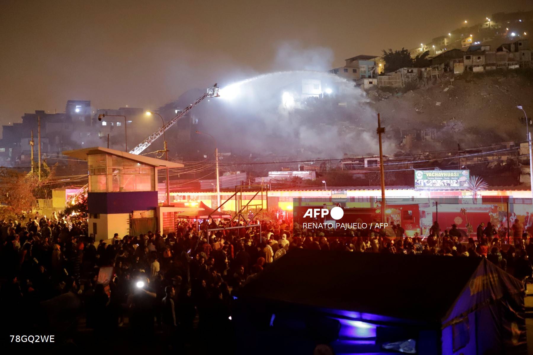 Voraz incendio en Lima, Perú, deja más de 200 afectados