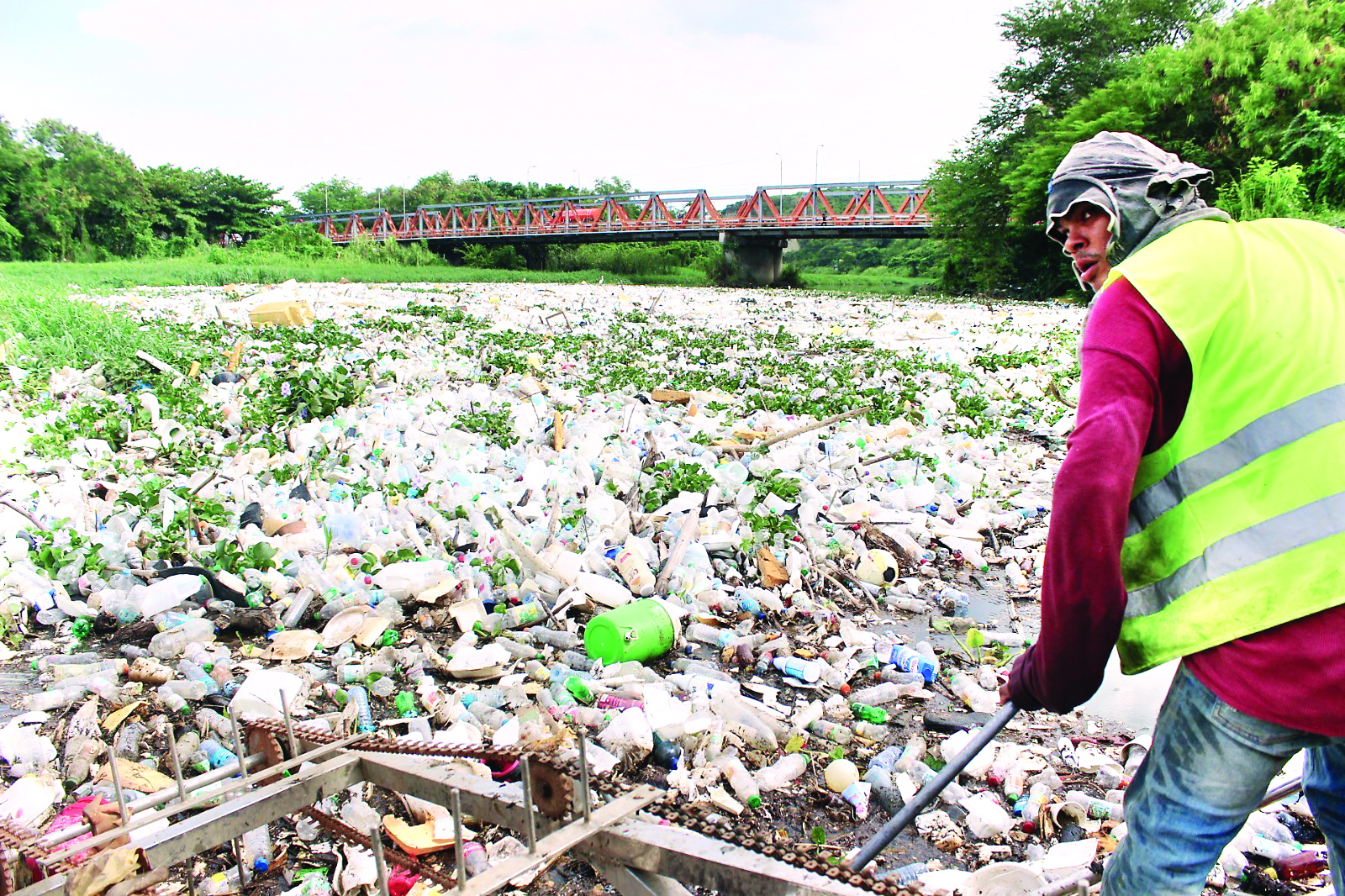 Alertan sobre gran acumulación de desechos plásticos en el río Yaque ...