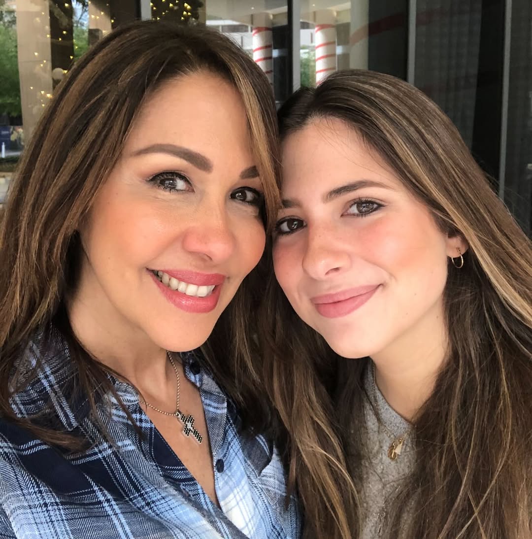 Mariasela Álvarez celebra compromiso de su hija Rebeca del Pino: "¡Y supiste elegir bien mi niña!"