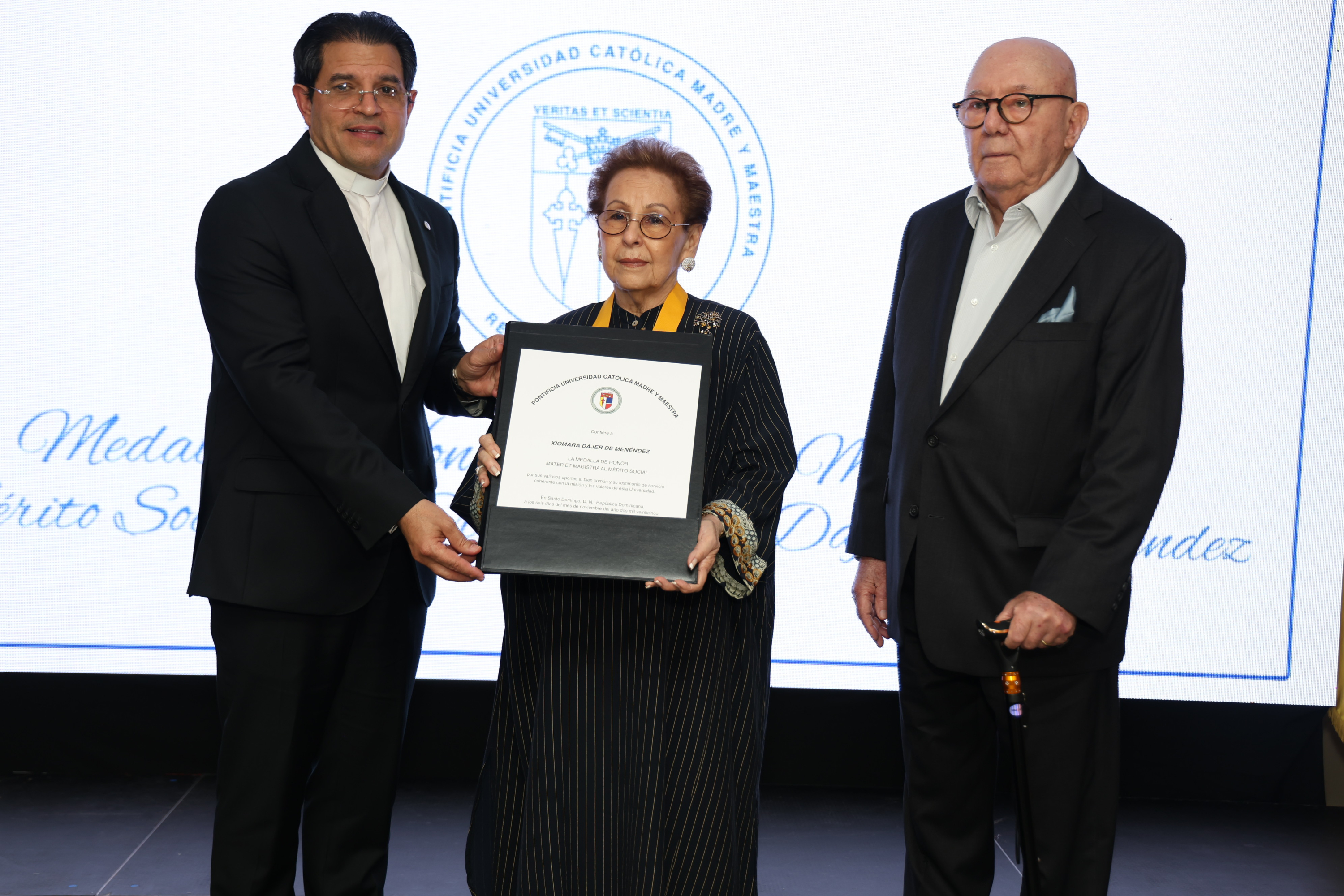 Xiomara Dájer es reconocida por sus 50 años de servicio a la educación ...