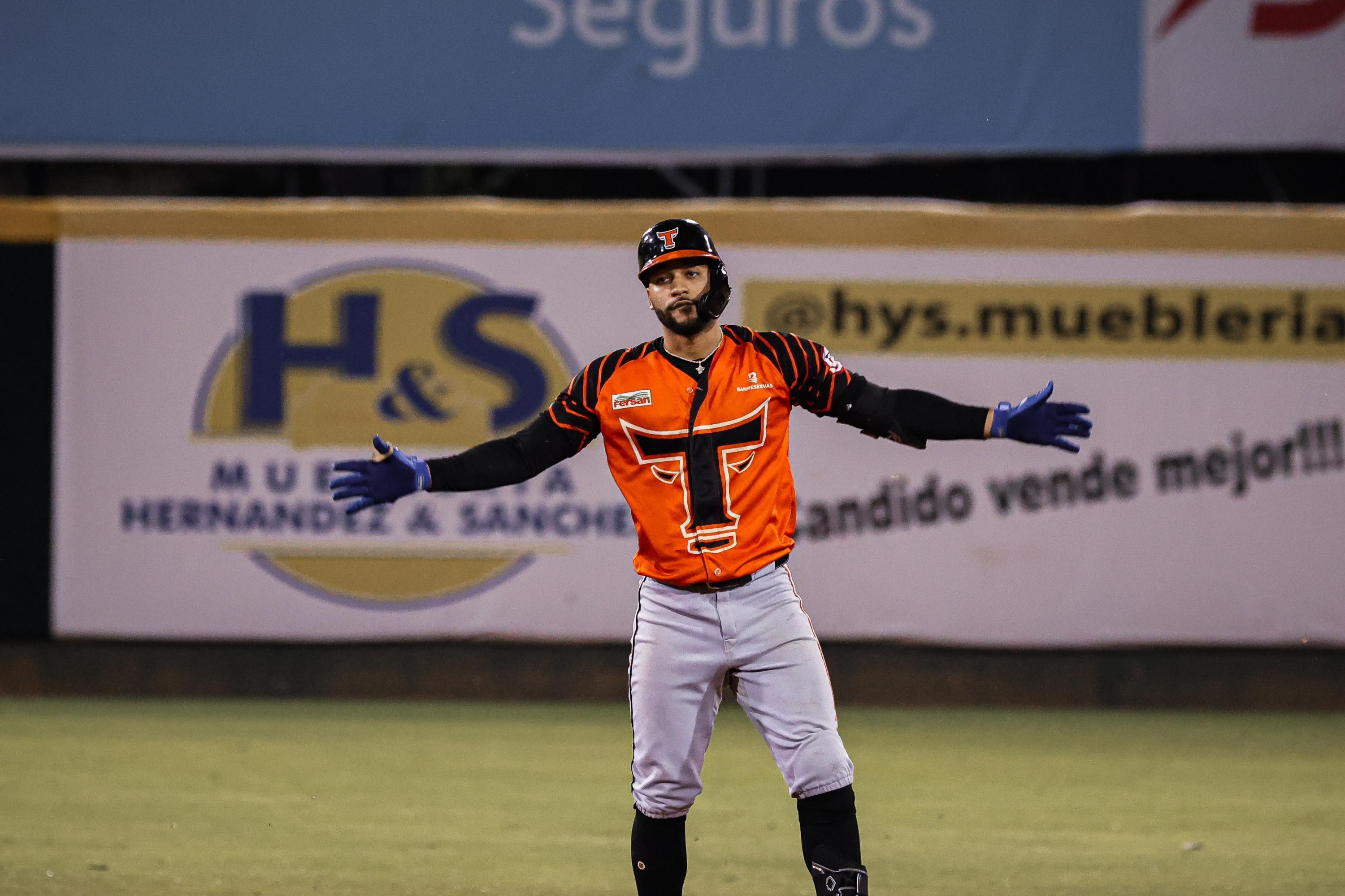 Celestino y Castillo conducen a los Toros en su triunfo sobre los Gigantes