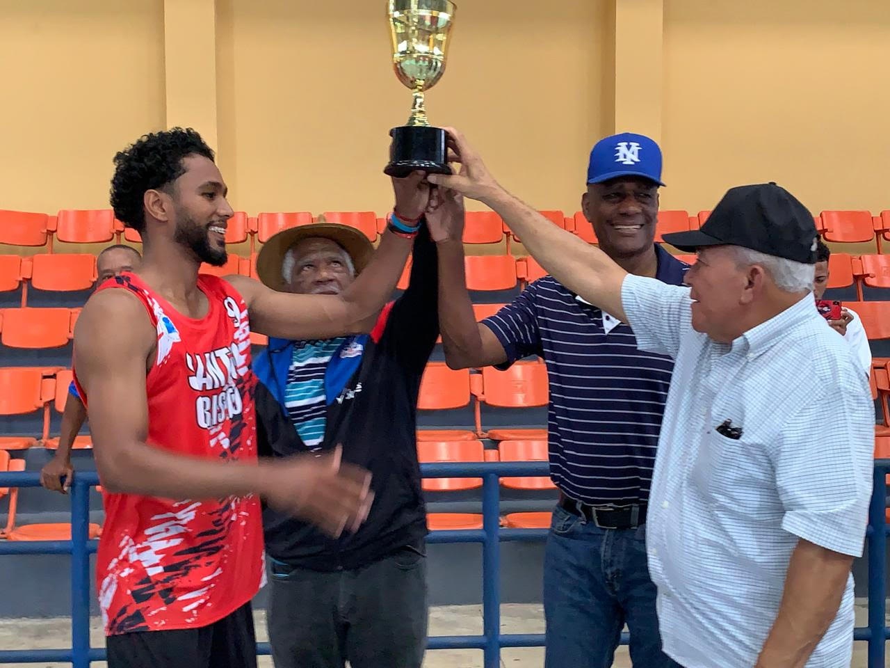 Santo Cristo, campeón Torneo de Voleibol Superior Masculino de Bayaguana