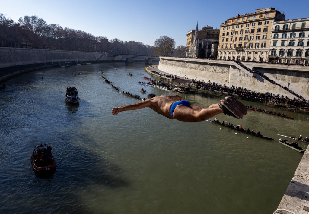 Roma da la bienvenida al 2026 con el tradicional salto al río Tíber