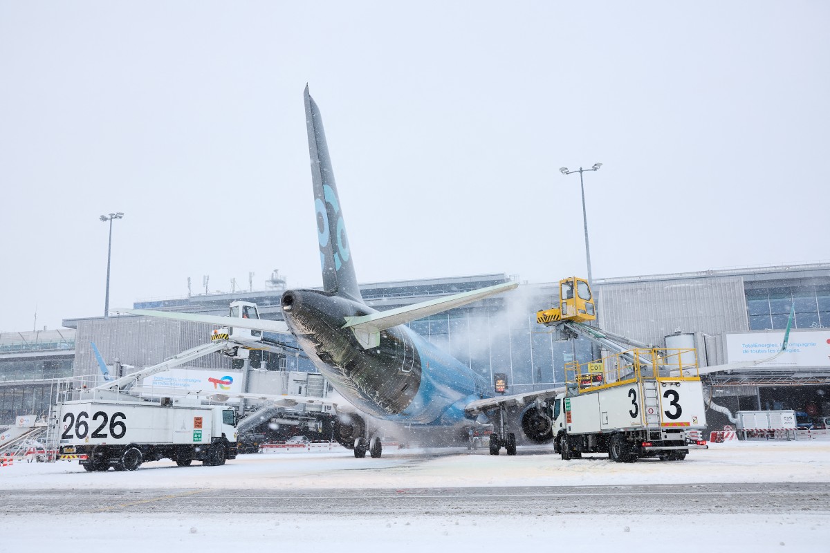 Tormenta de nieve provoca cancelación de centenares de vuelos en Países ...