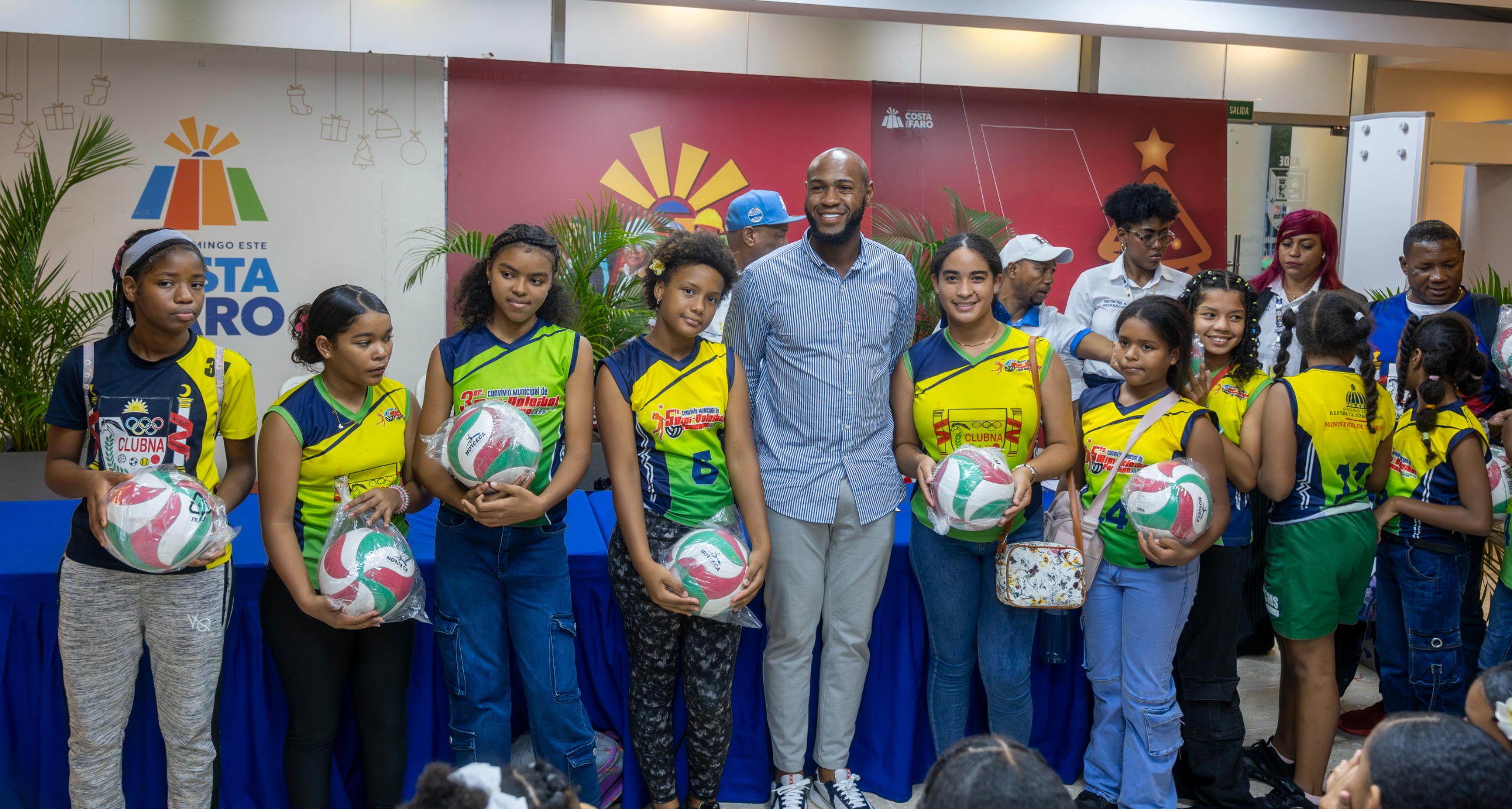 Alcaldía de SD Este dona 500 balones a 50 clubes con ocasión del Día de ...