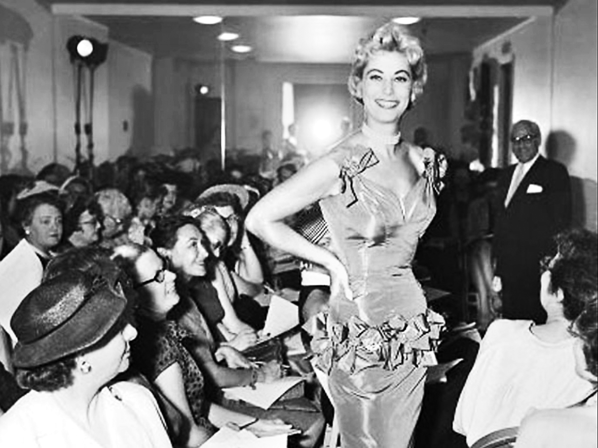 La primera pasarela: Historia de los desfiles de moda