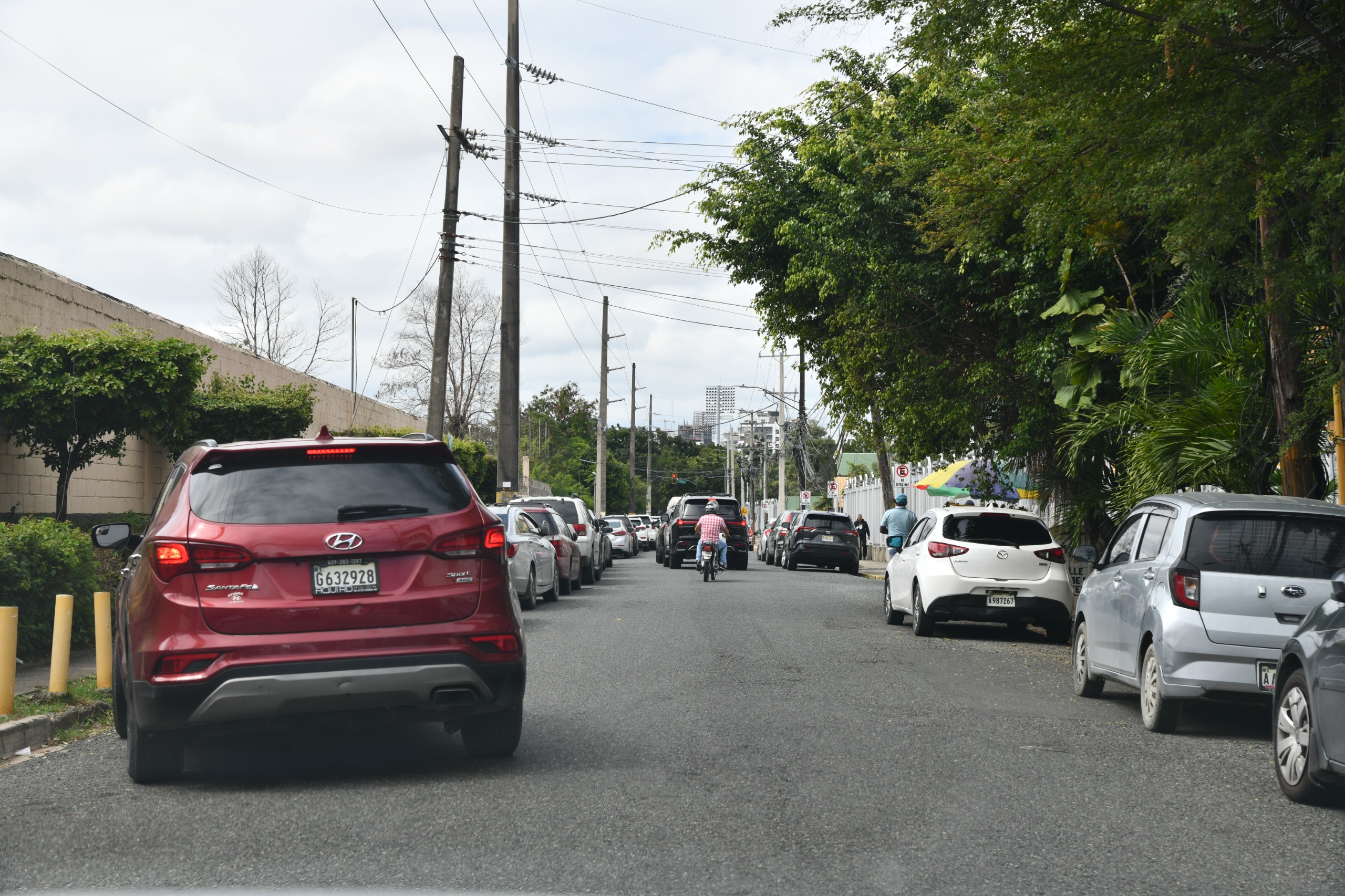 Continúa el doble parqueo en calles de la capital dominicana