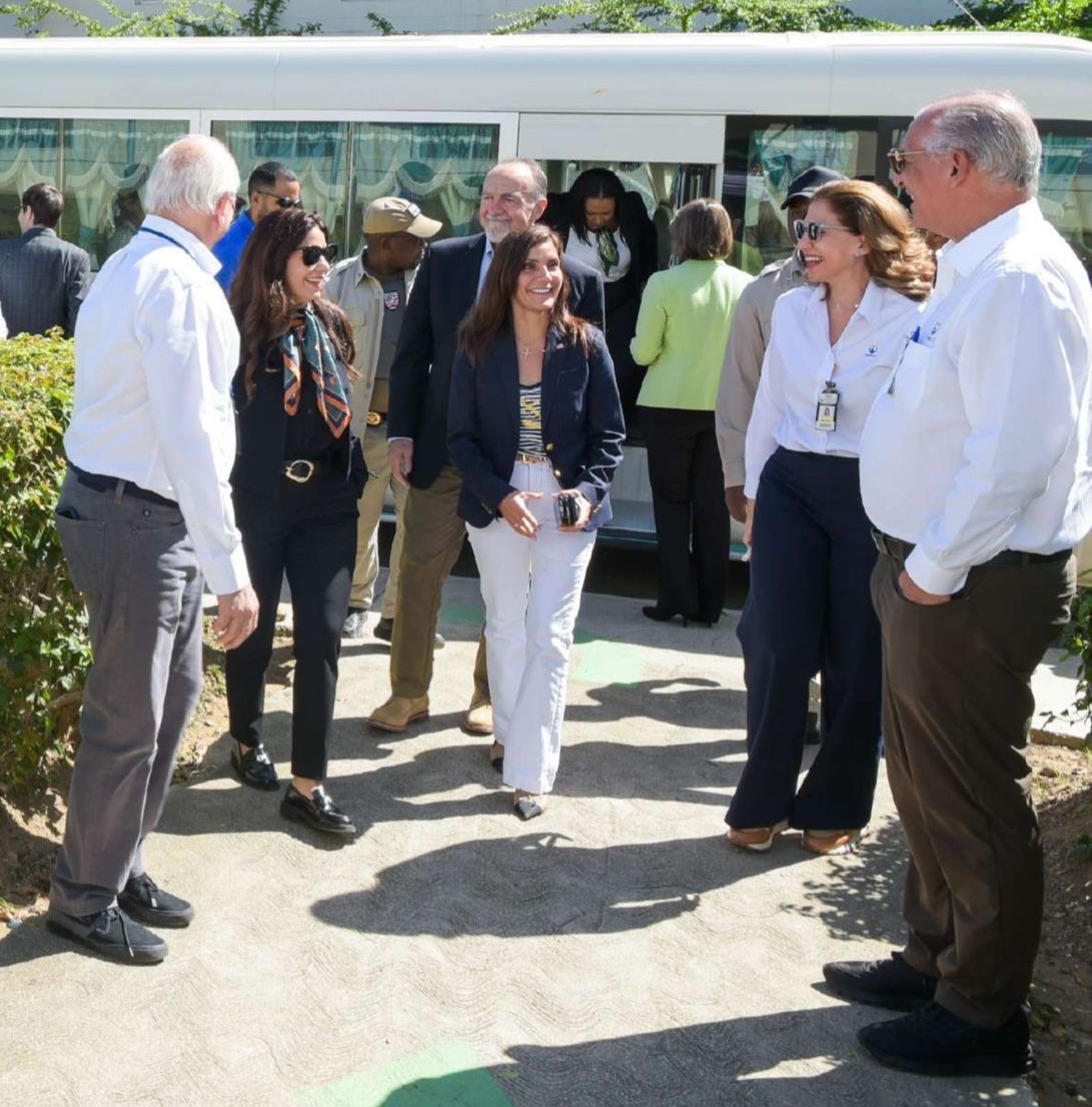 Embajadora Leah Francis Campos visita instalaciones del campus Codevi