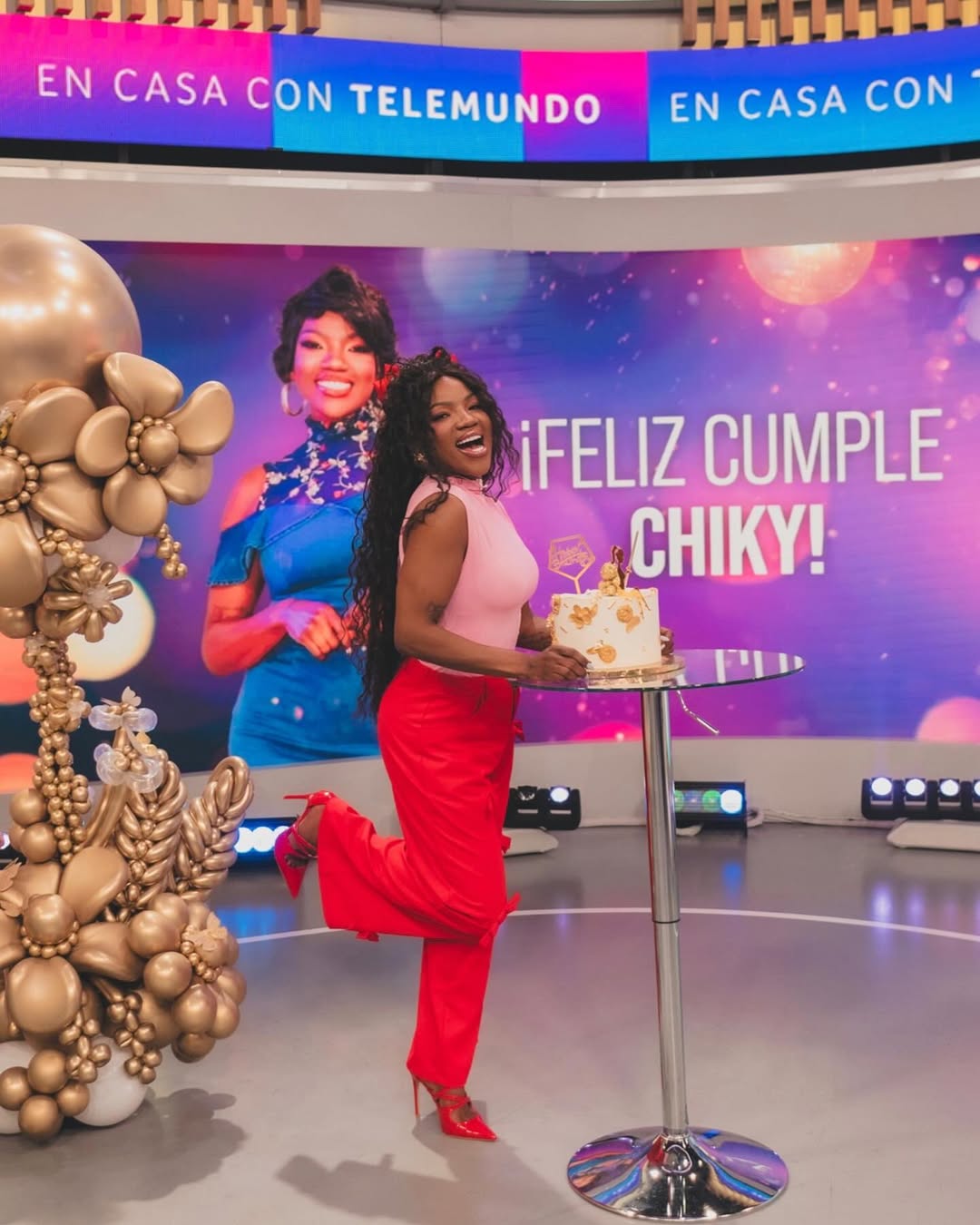 Chiky Bombom revela que renovó su contrato con Telemundo tras rumores ...