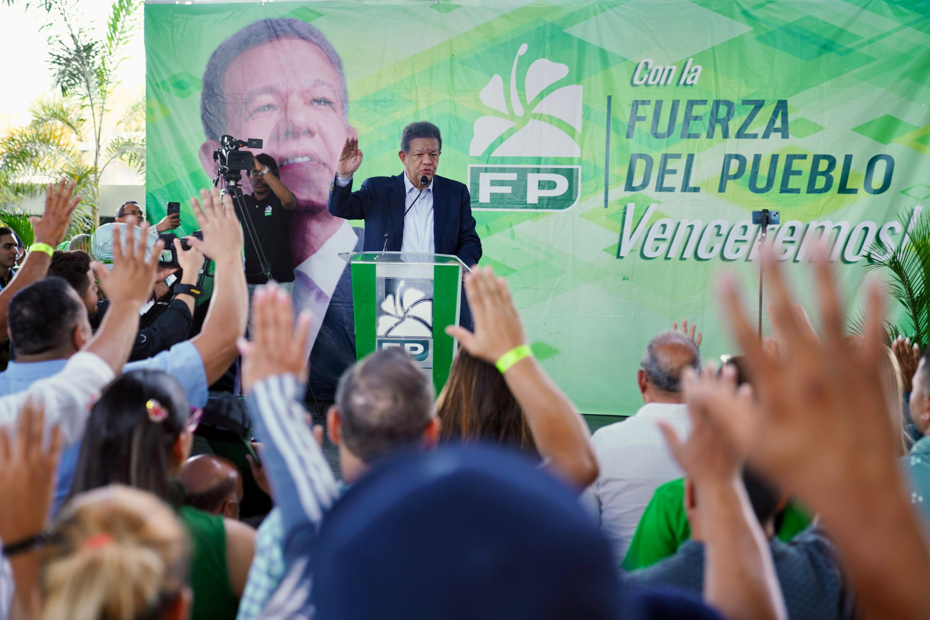 Leonel Fernández juramenta en la FP al exgobernador de Hermanas Mirabal ...
