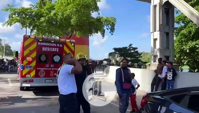 Hombre trepa puente Duarte huyendo de la Policía