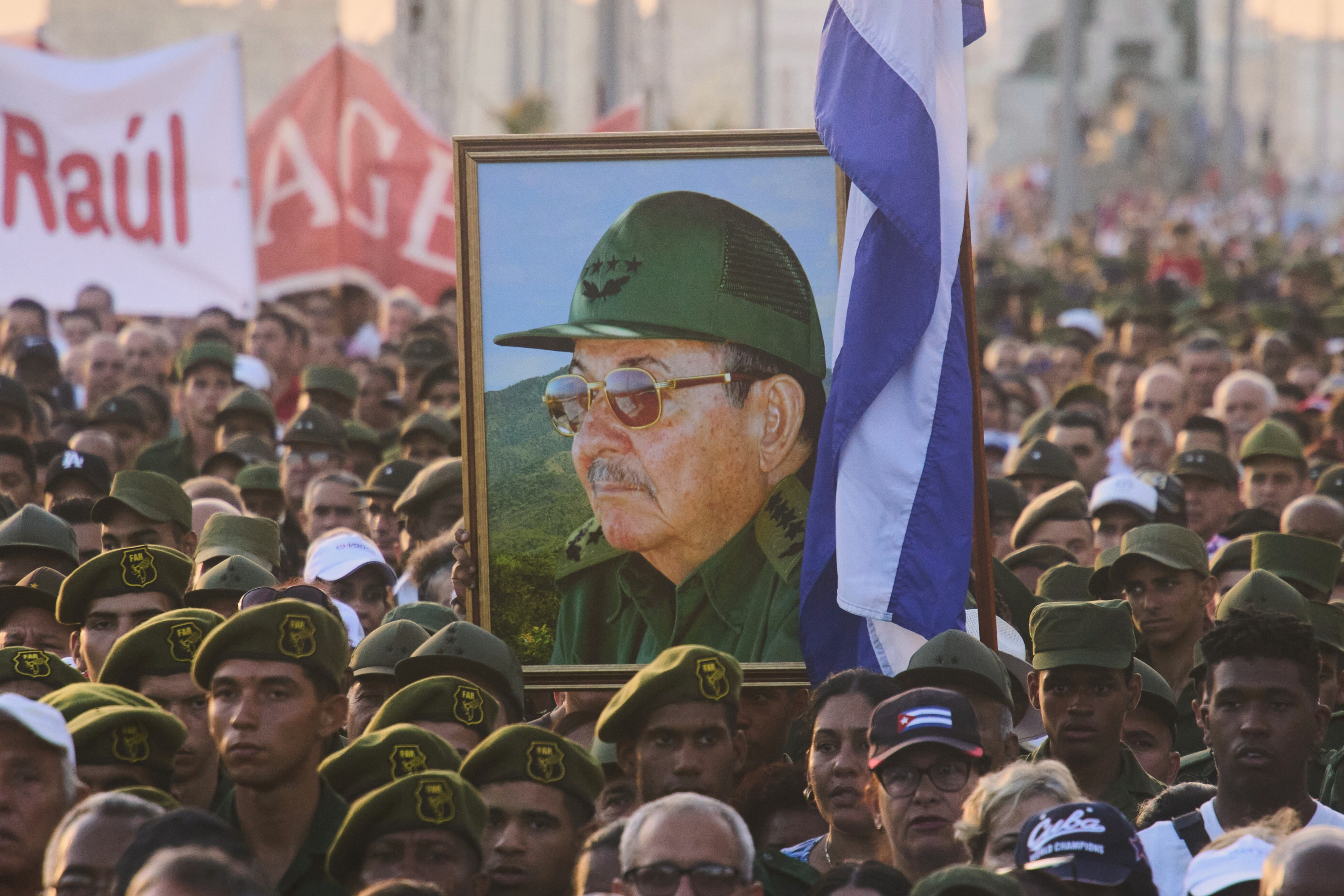 Miles de cubanos muestran apoyan a Raúl Castro