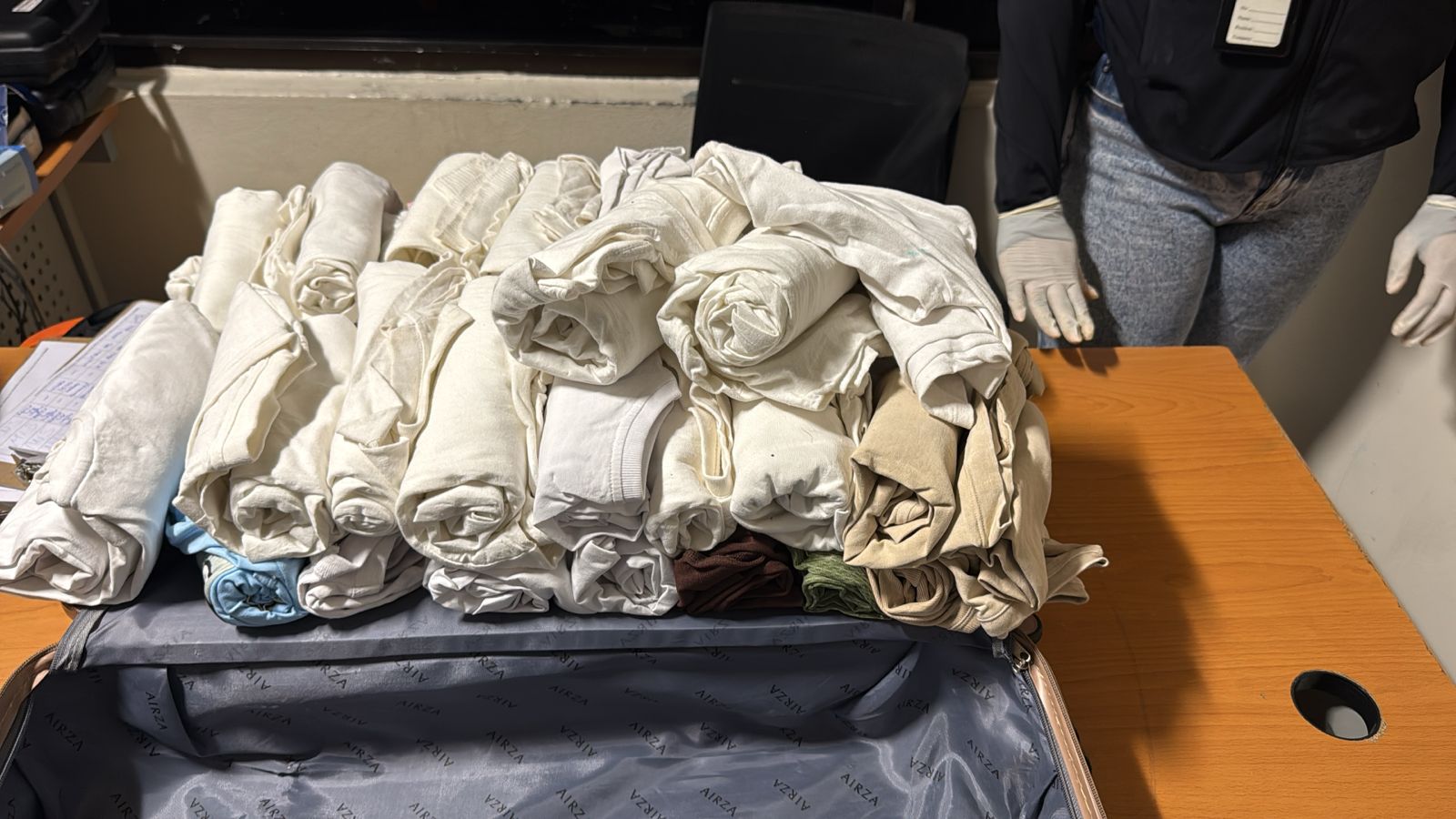 Atrapan a colombiana en el AILA con 49 prendas de vestir con cocaína
