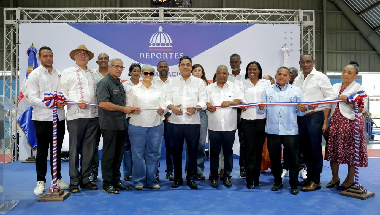 Ministro Kelvin Cruz entrega totalmente remodelado el multiuso de ...